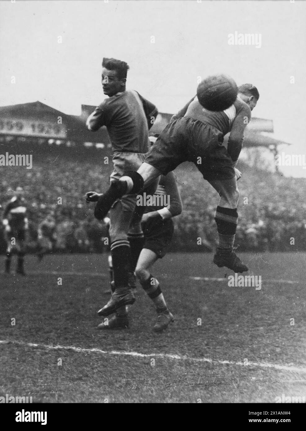 1920s football players hi-res stock photography and images - Alamy