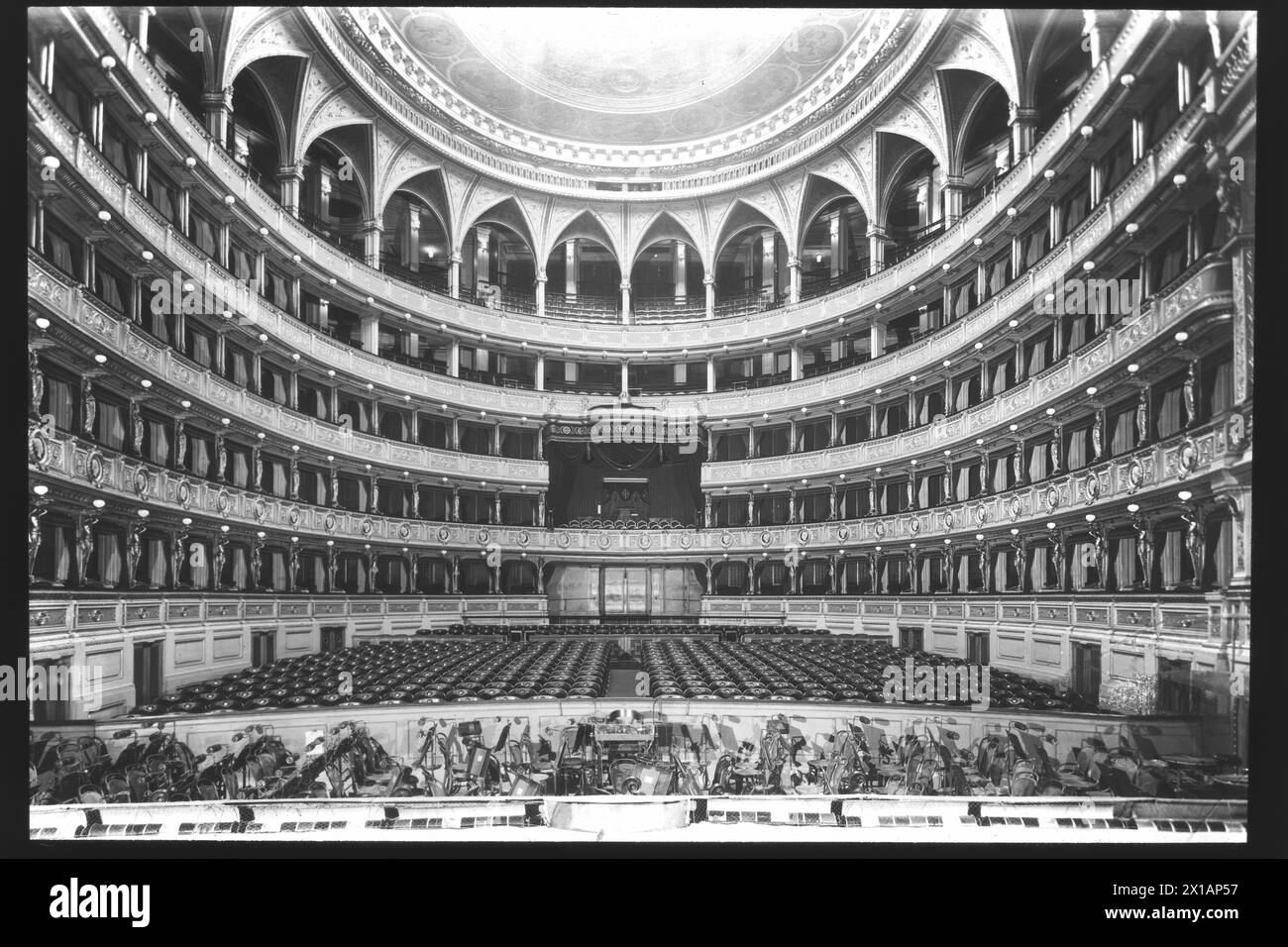 Vienna 1, opera, auditorium and orchestra pit of the stage seen, axial ...