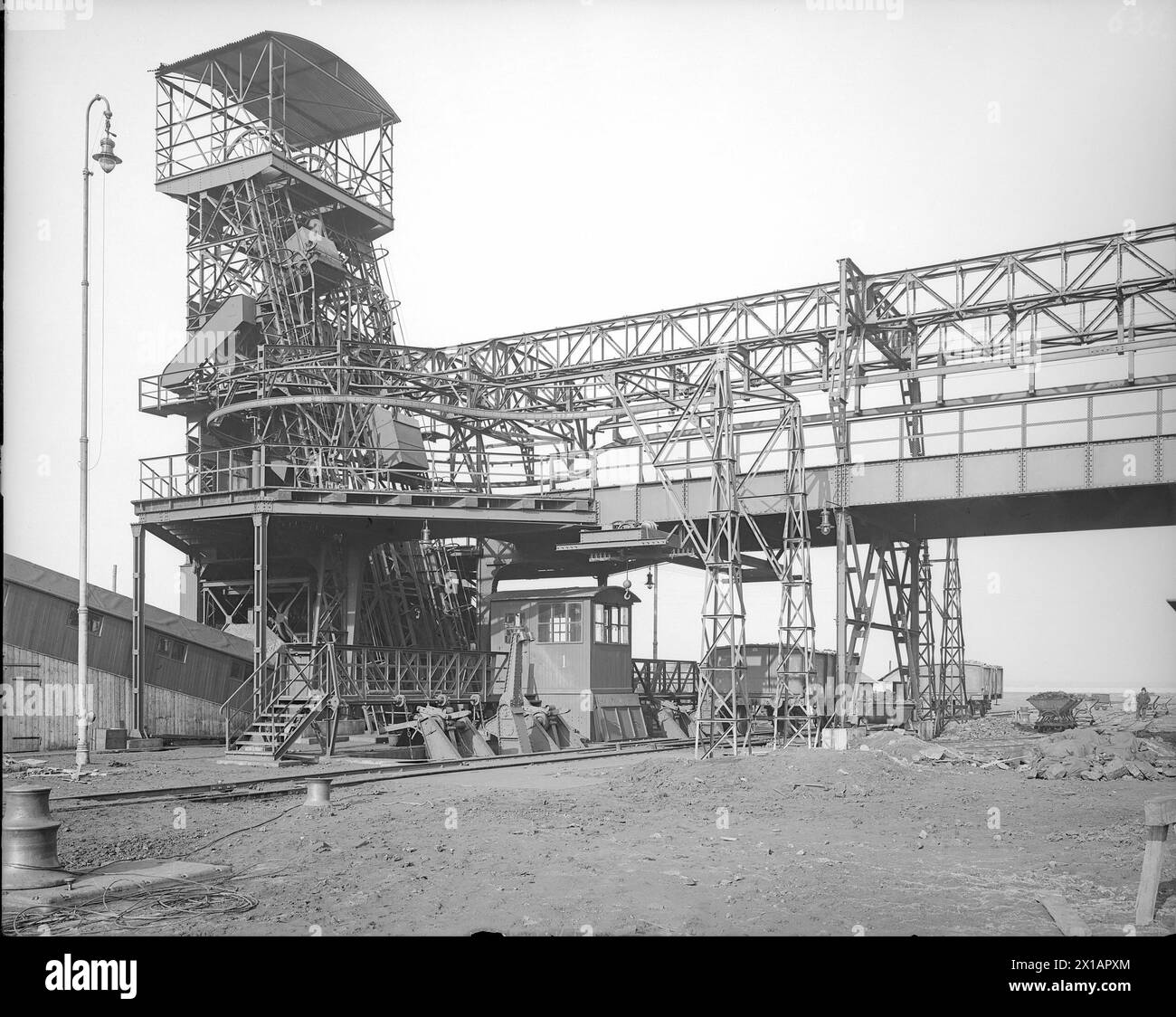 Tower scaffold, framework from pole and Rohrs, 1930 - 19300101 PD9412 ...