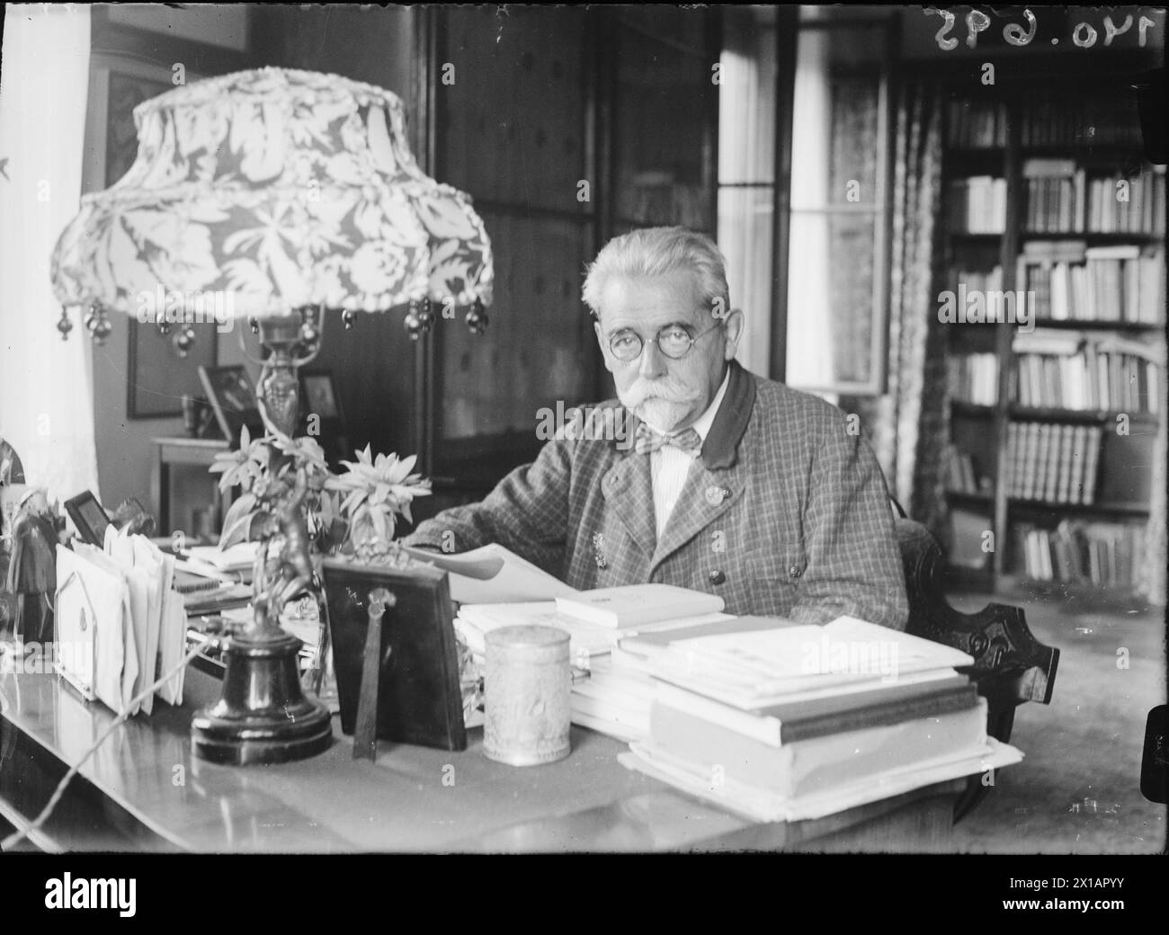 Winter, Maximilian, picture (bust, semit left, at desk sitting), 1930 ...