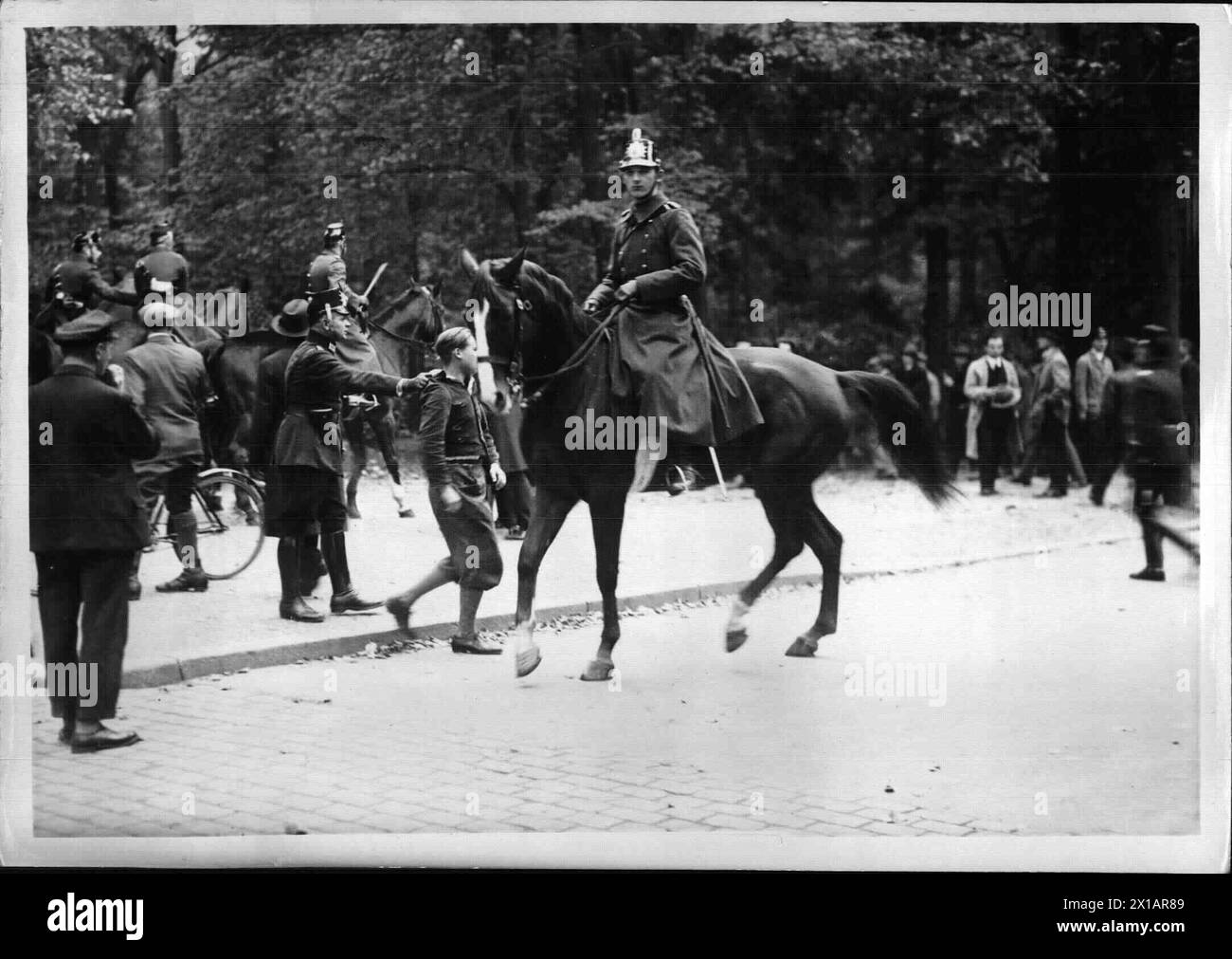 Black and white policemen photos hi-res stock photography and images ...