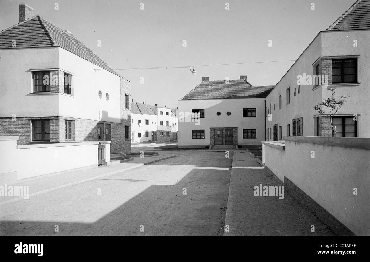 Vienna 13, housing scheme Lockerwiese, group of houses. view in the ...