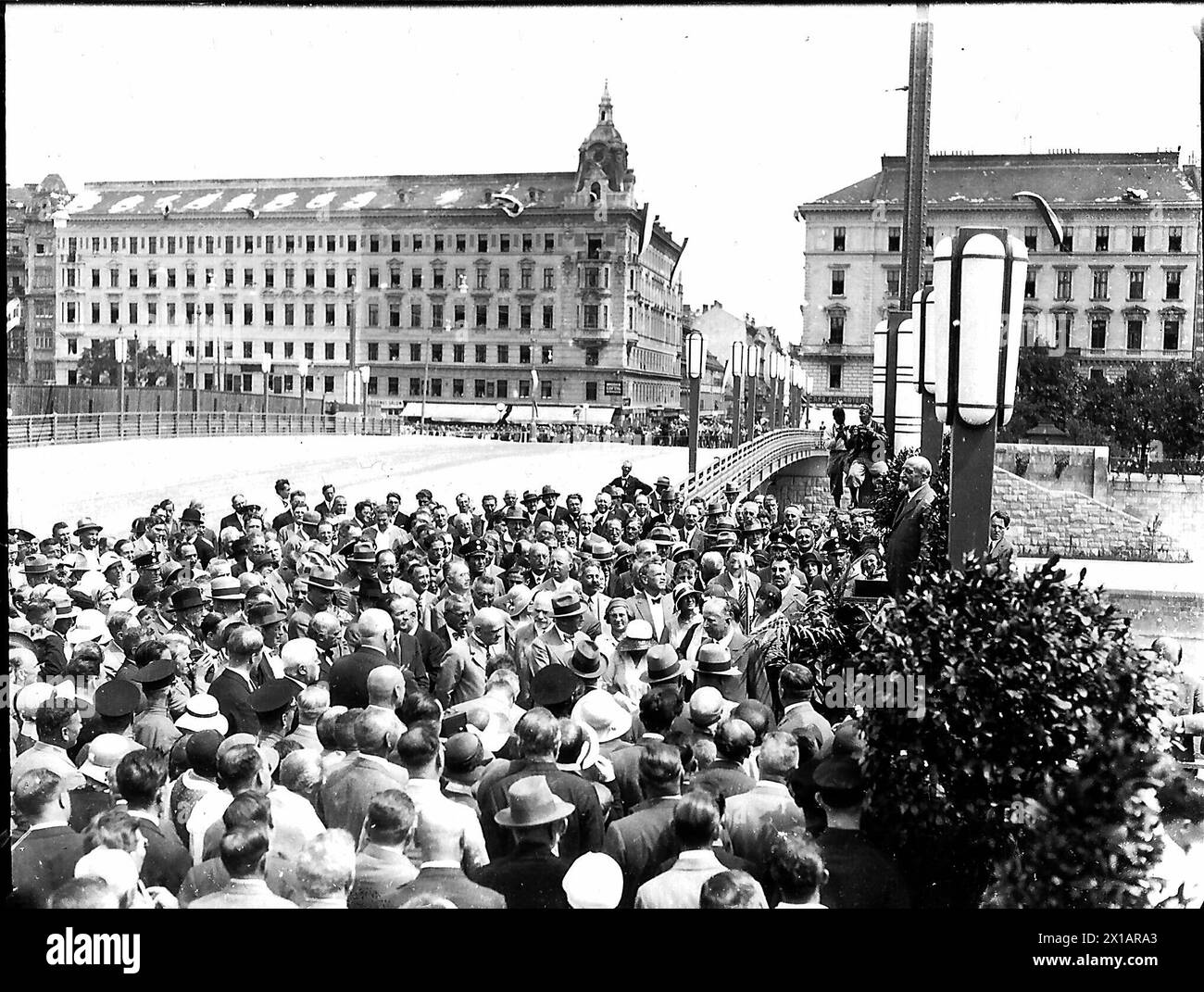 Launching of the Augarten-Bruecke (Augarten Bridge), mayor Seitz (on ...