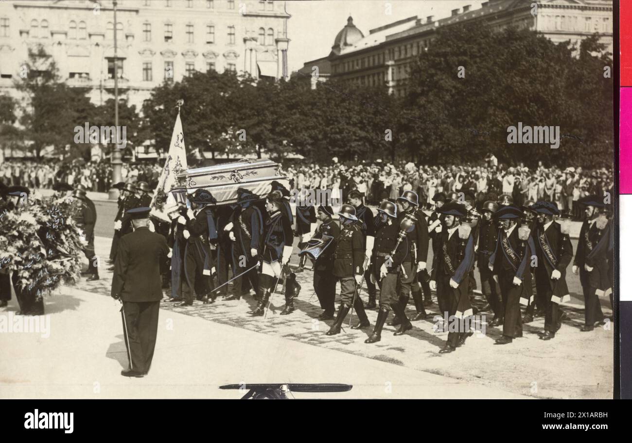 1930s funeral casket hi-res stock photography and images - Alamy