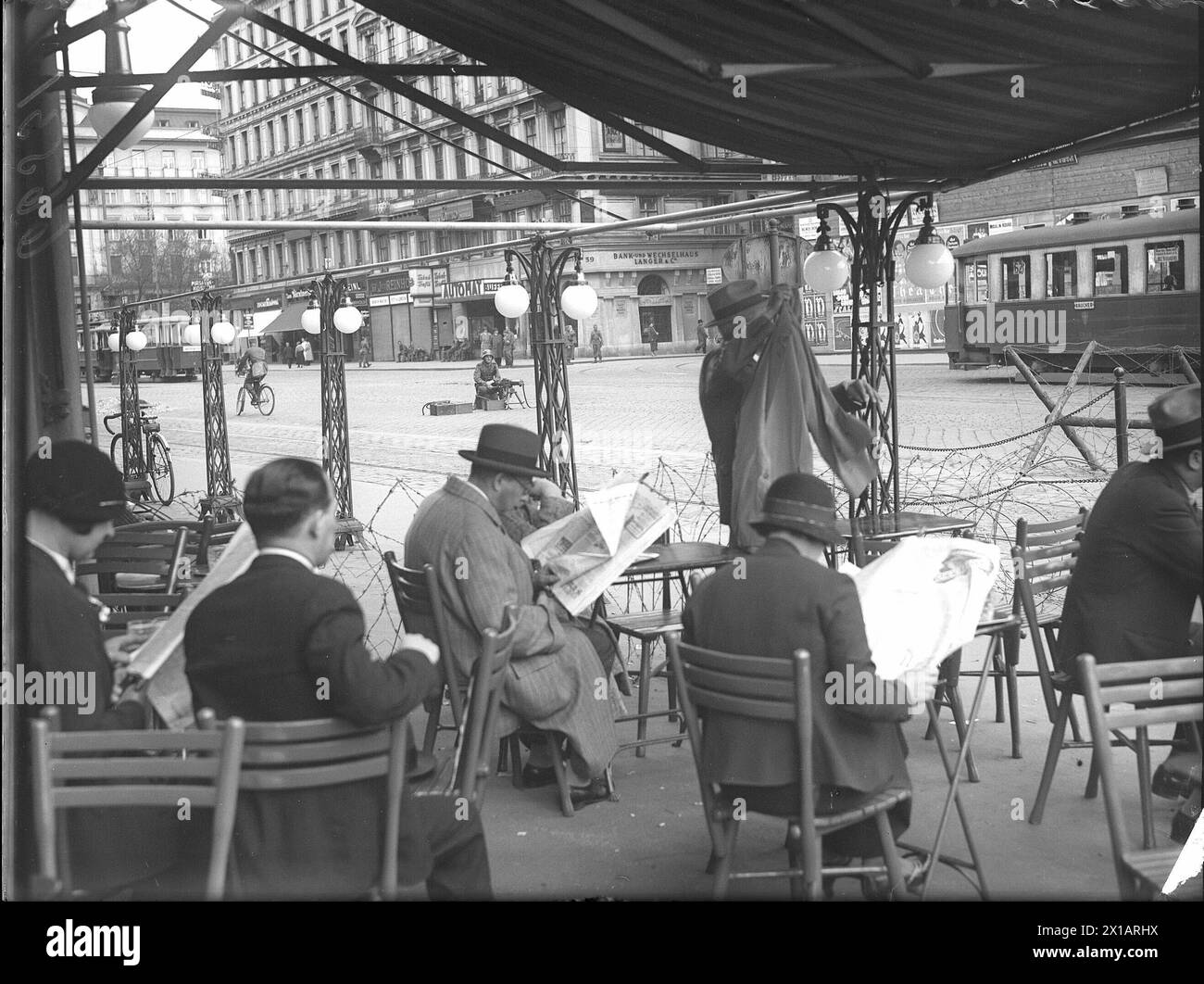 May Day 1933, guest in the garden of the cafe Poechhacker behind barbed ...