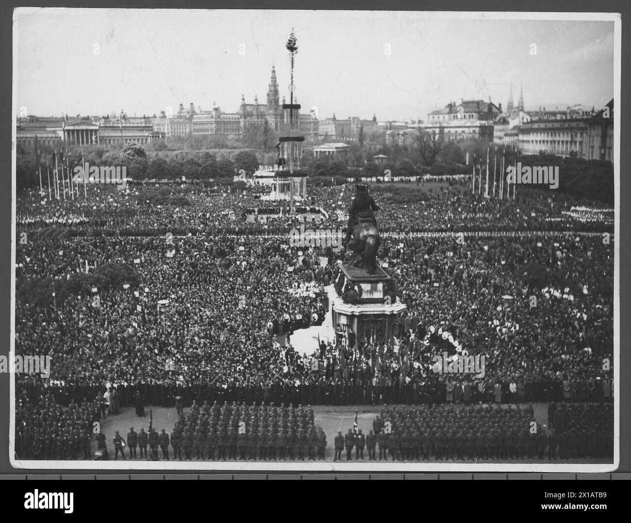 Hitler in Vienna, view on the Heldenplatz (square), 15.3.1938 ...