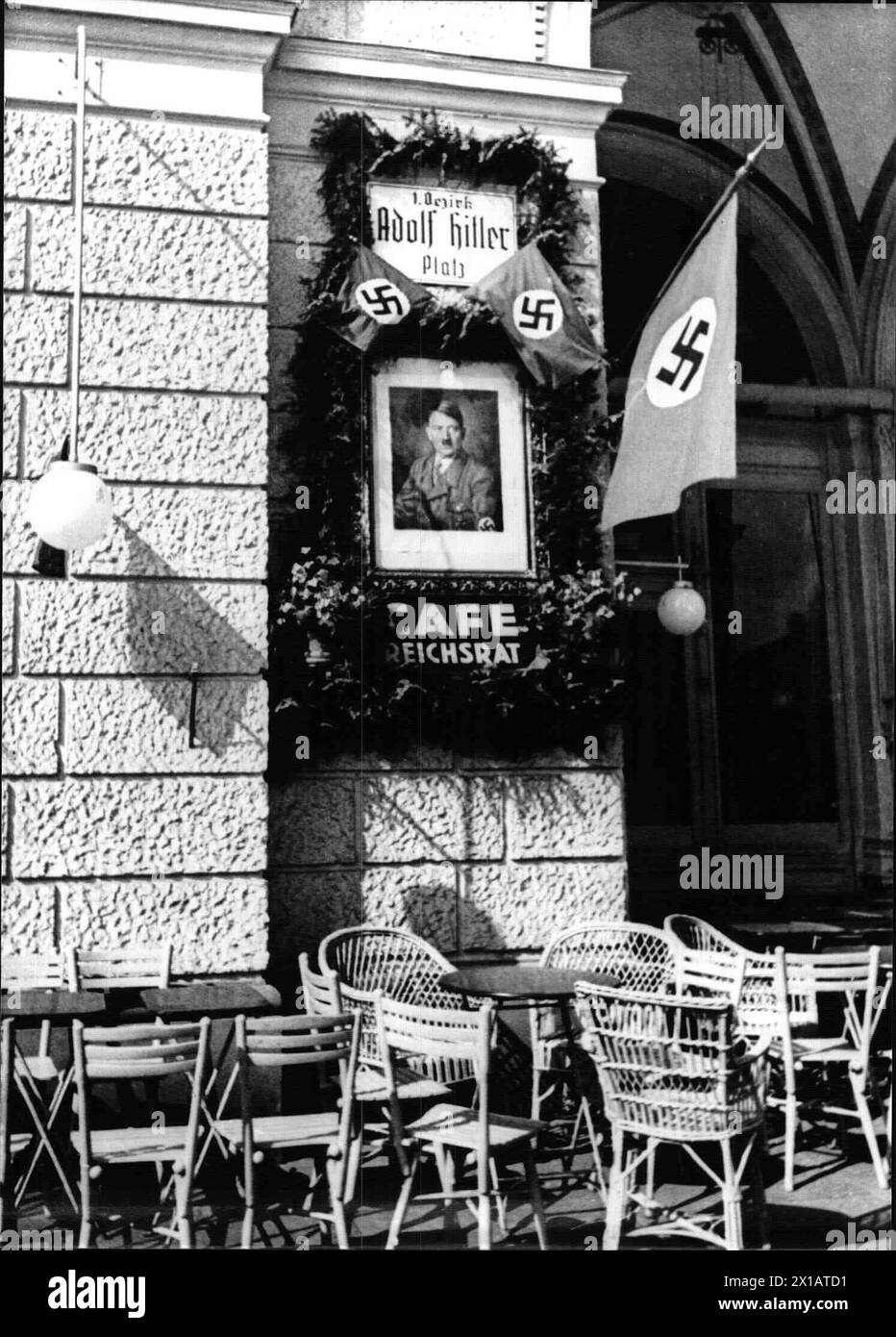 1930s vienna cafe Black and White Stock Photos & Images - Alamy