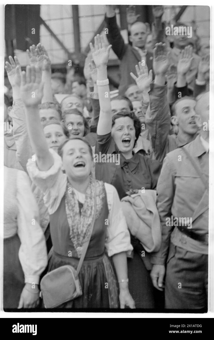 Hitler crowd speech hi-res stock photography and images - Alamy