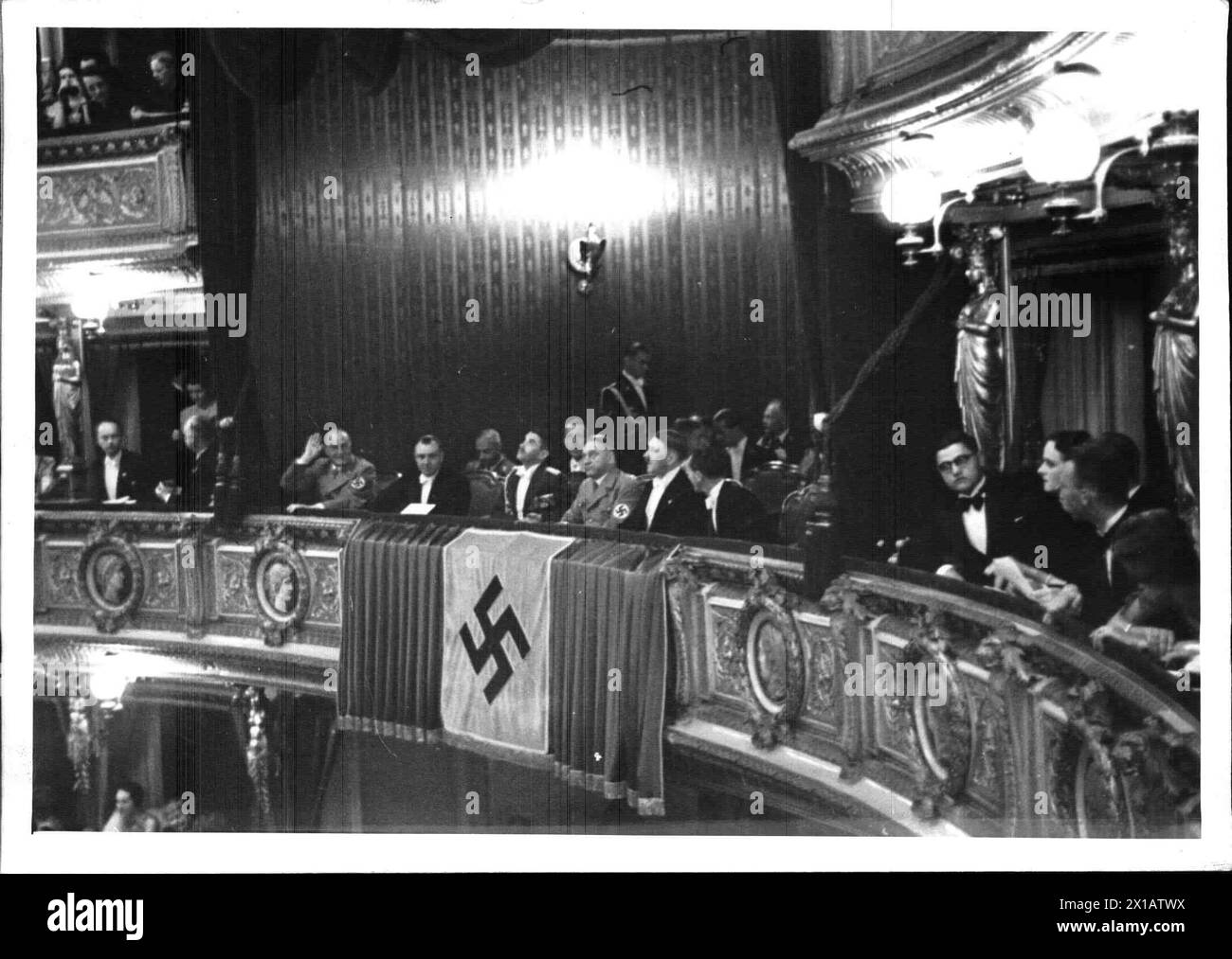 Hitler in the Viennese state opera, Hitler during another gala ...