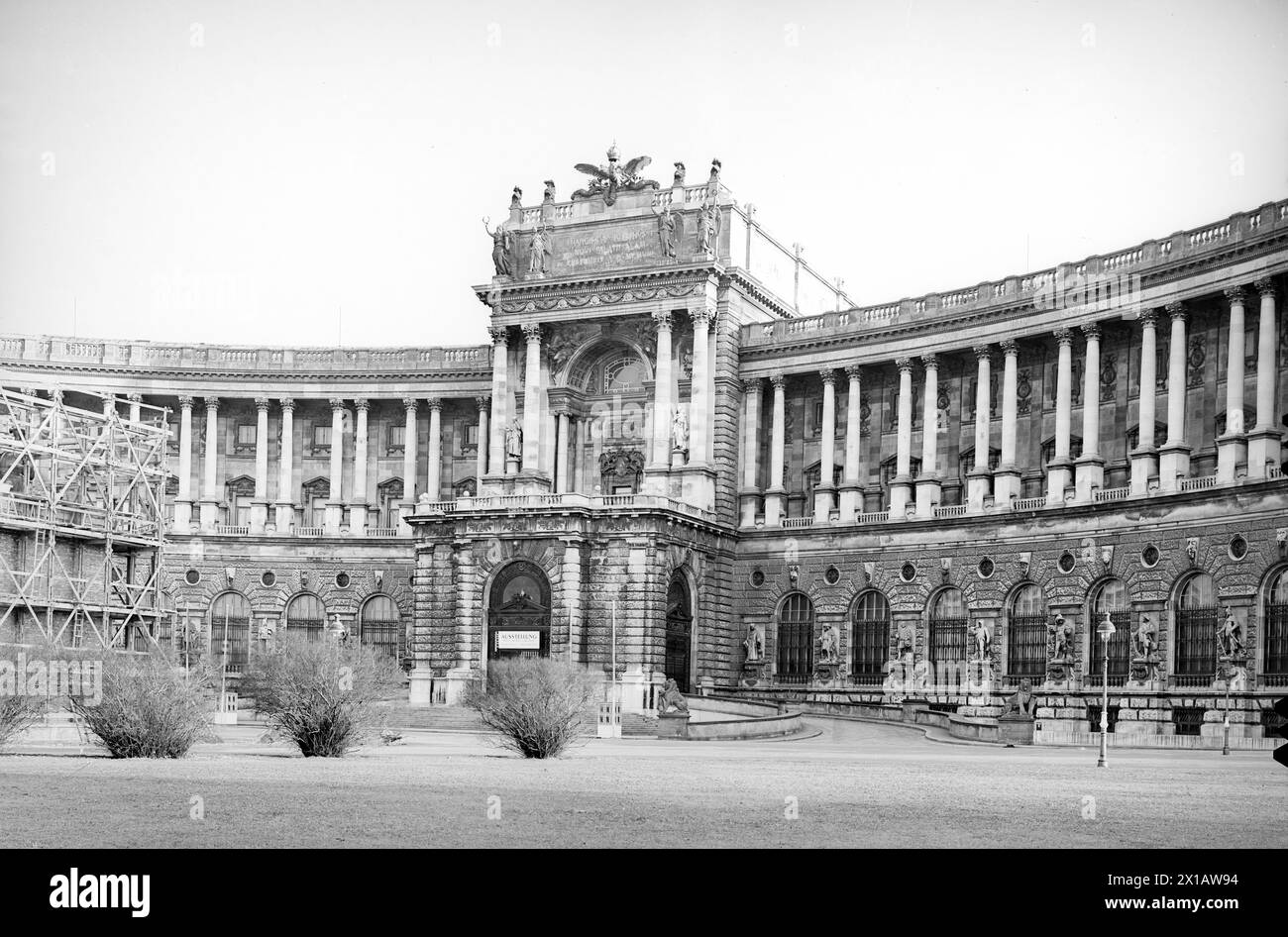 Vienna 1, Hofburg Palace, New Castle: partial view from the Heldenplatz ...