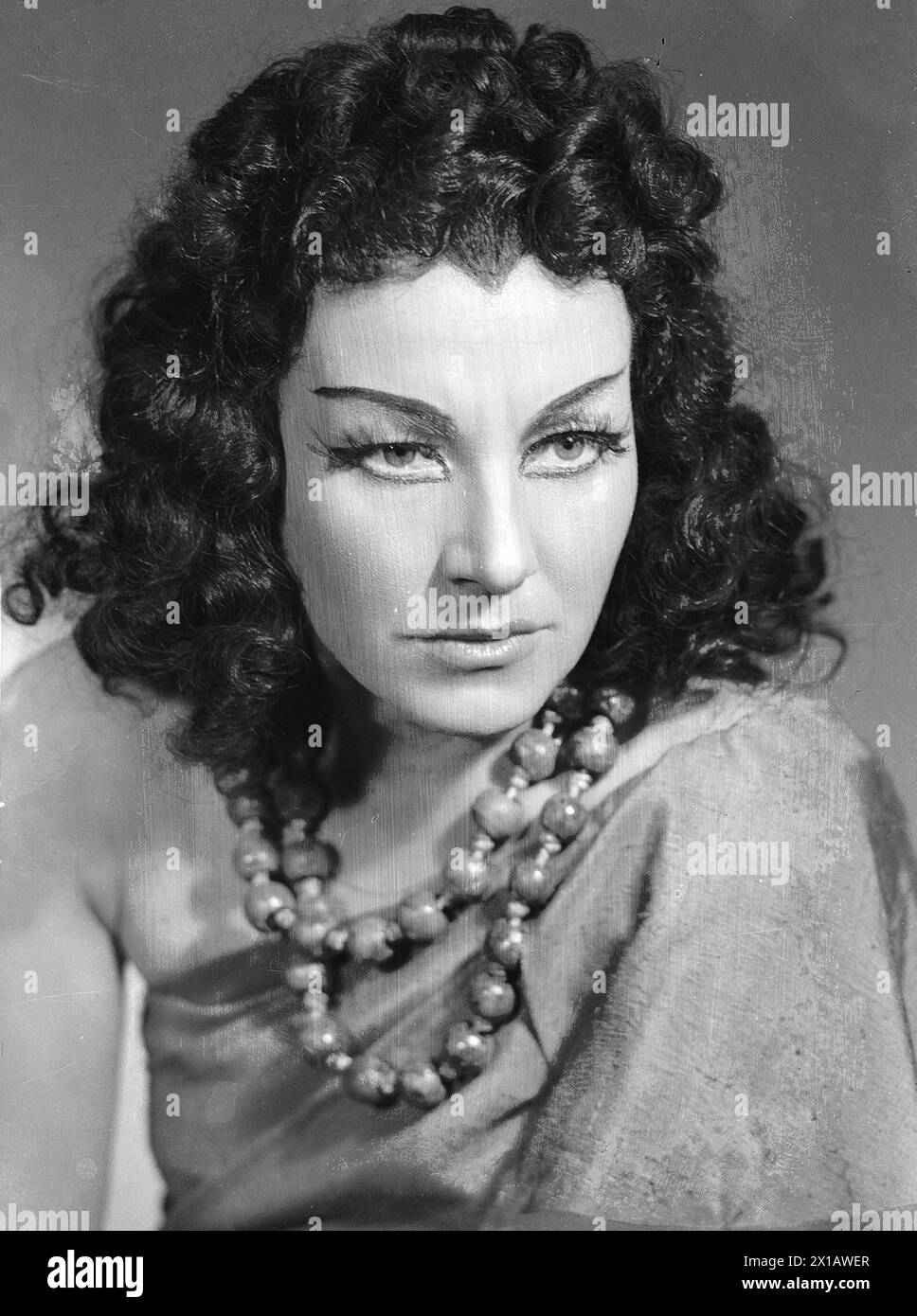 Female singer in 1940s hi-res stock photography and images - Alamy