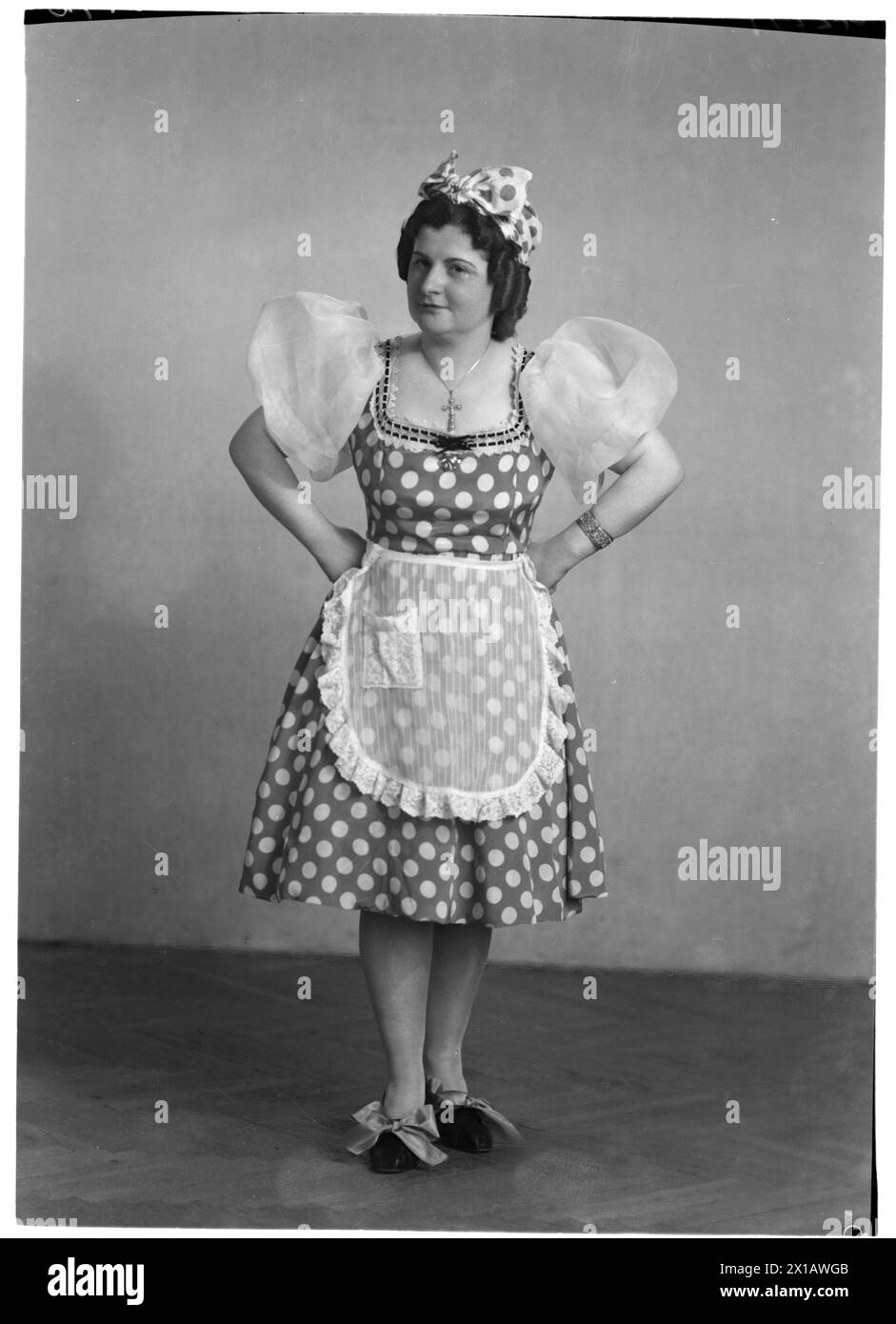 Costume, 1945 - 19450101 PD11663 - Rechteinfo: Rights Managed (RM Stock ...