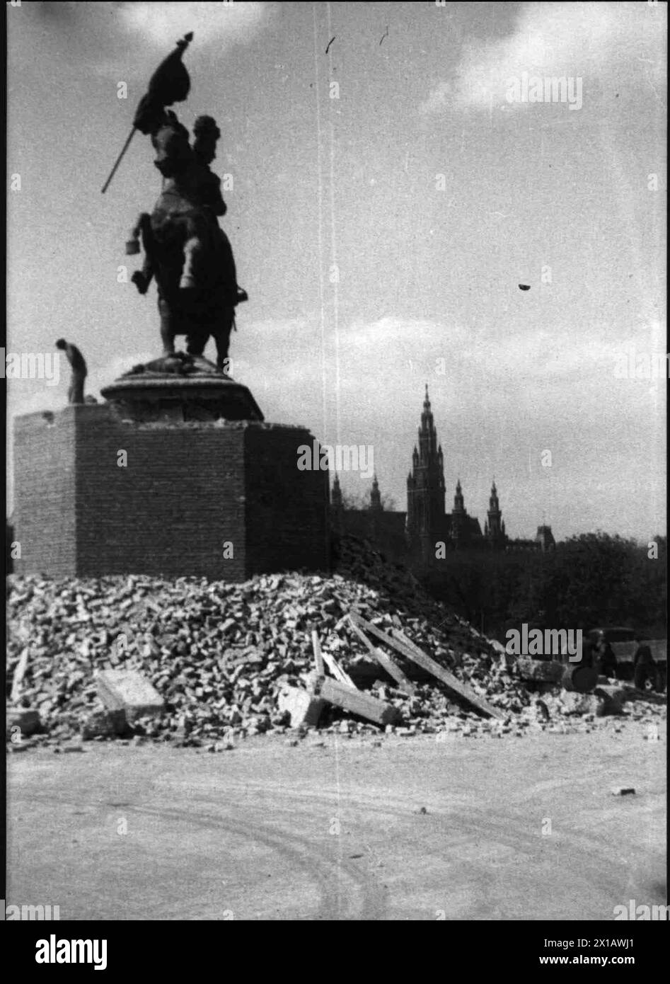 Heldenplatz (square), monument becoming from the bomb shelter prune ...