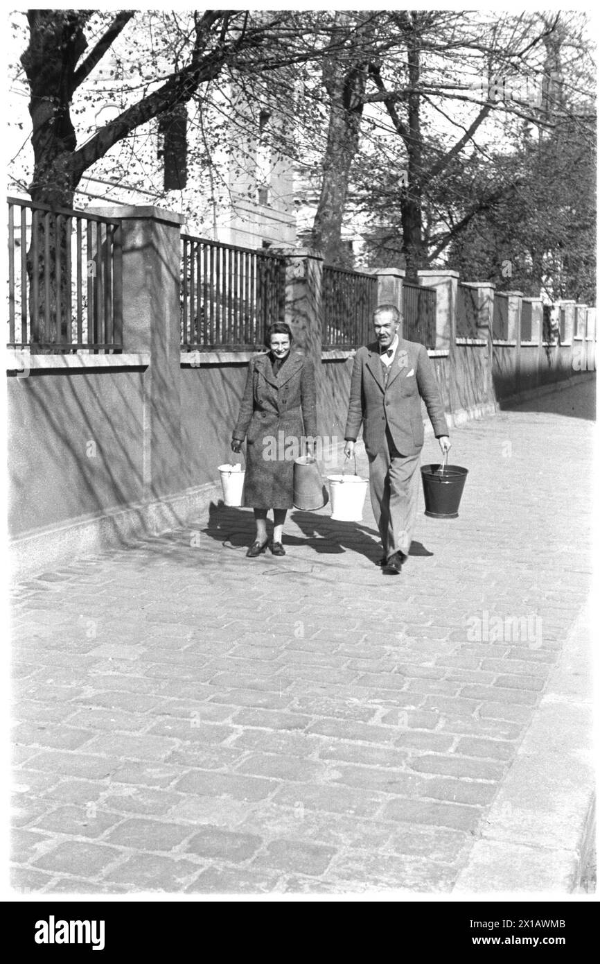 Drinking Water In Puke 1945 19450101 Pd8532 Rechteinfo Rights
