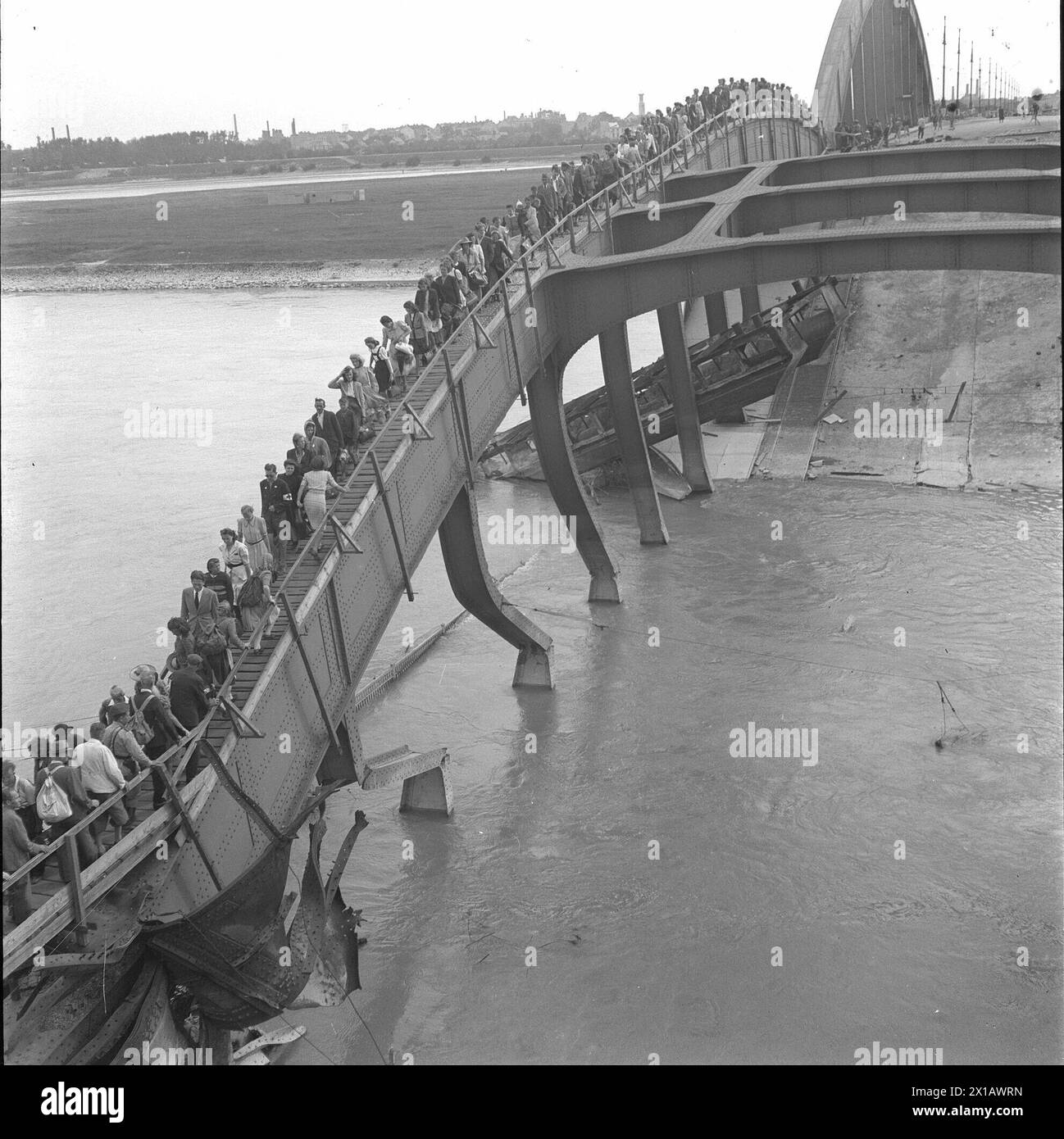 Emergency walkway Floridsdorf, people flowing across the first ...