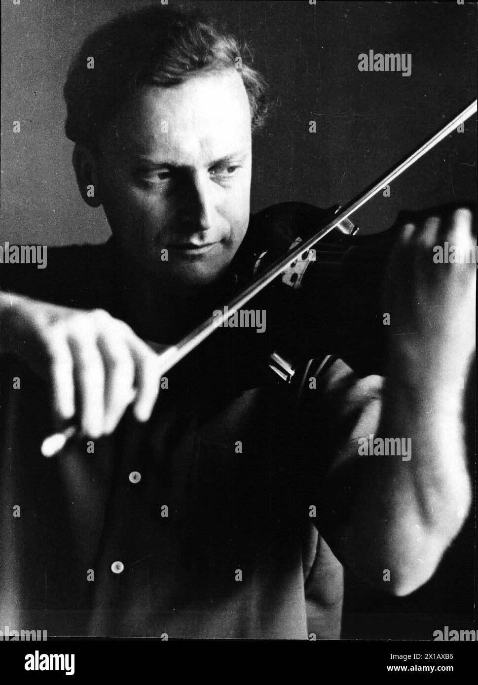 Yehudi Menuhin playing violin, 1946 - 19460101 PD2040 - Rechteinfo ...