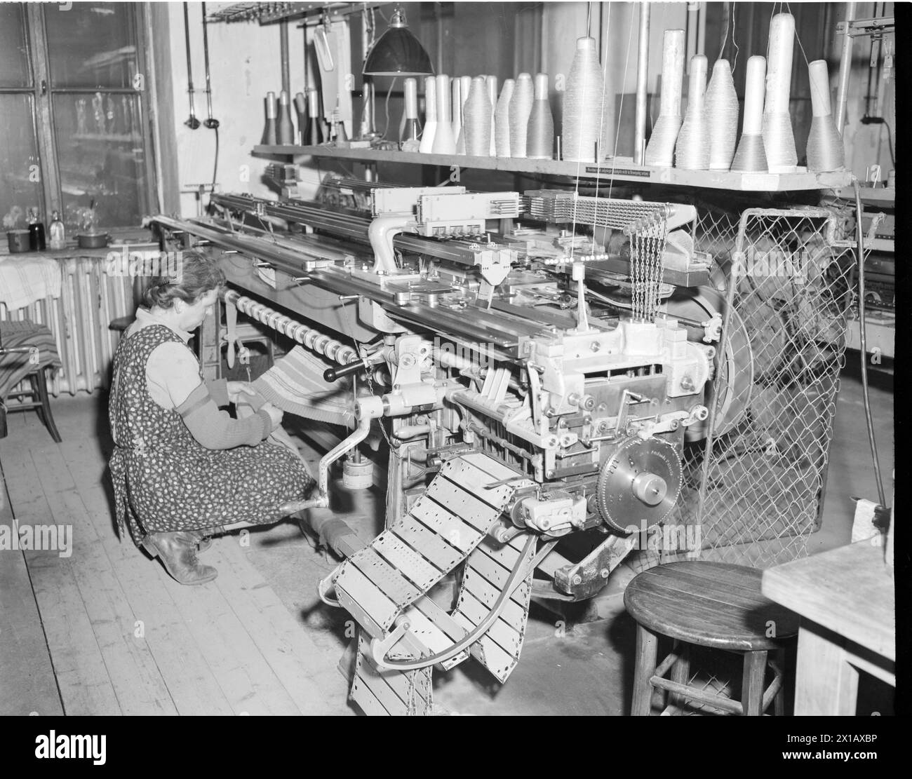 1940s workers machines Black and White Stock Photos & Images - Alamy