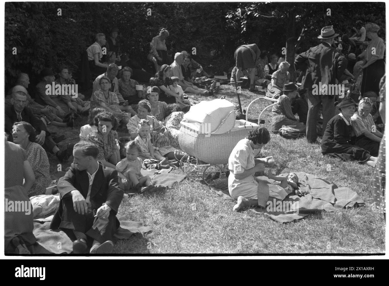 Funfair Ottakring, visitor and visitor on the meadow, 1947 - 19470101 ...