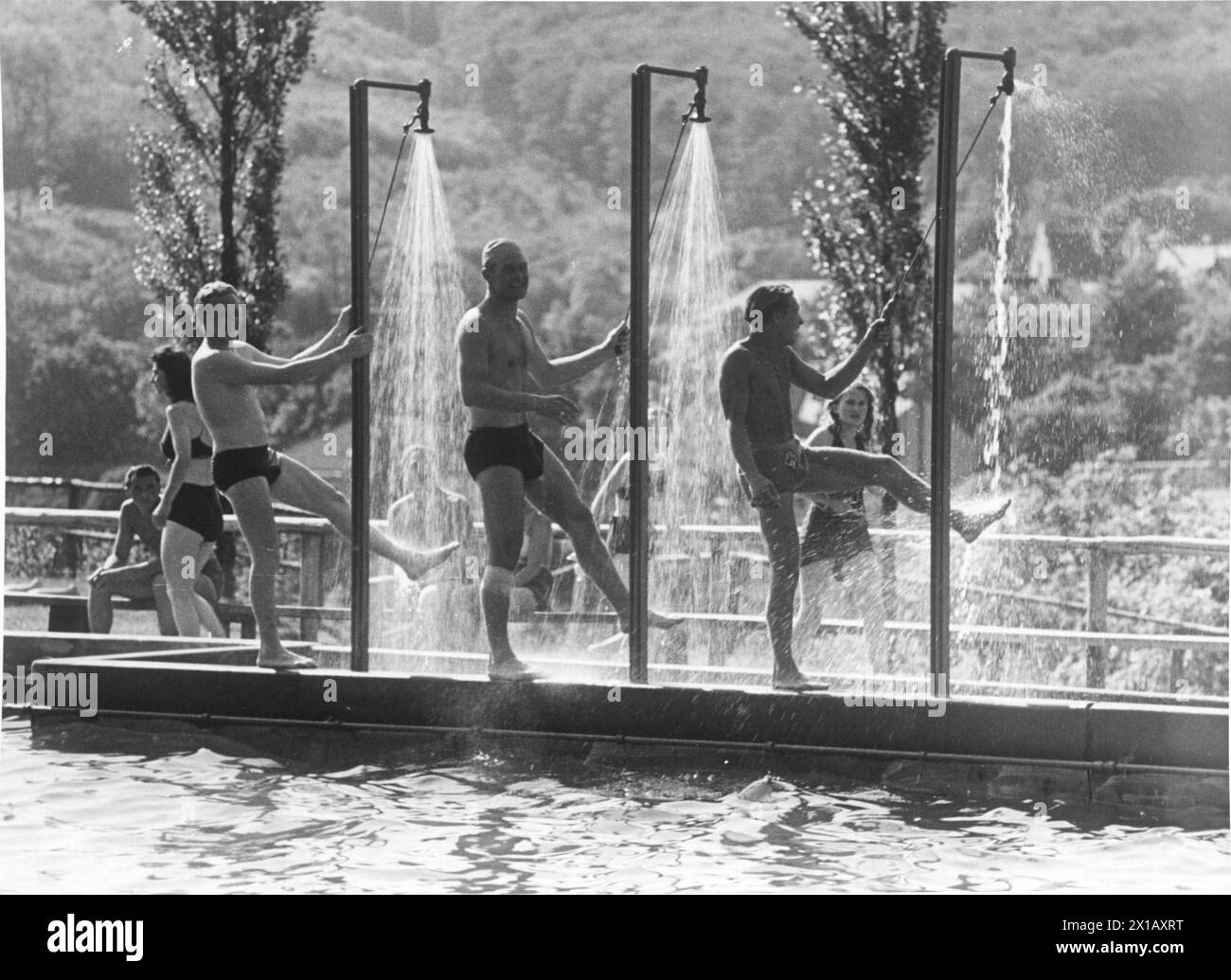 Bathing joy, when taking a shower, 1947 - 19470101 PD1268 - Rechteinfo ...