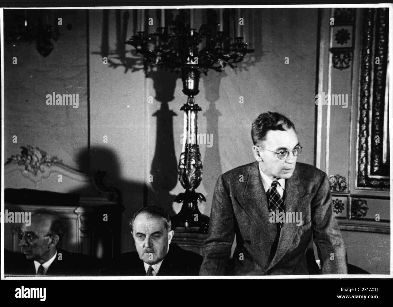 Determining of the UNRRA-mission in Austria, Major-General Rooke at of ...