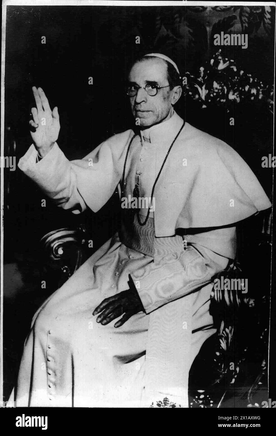 Pope Pius XII with blessing gesture, 17.03.1947 - 19470317 PD0002 ...