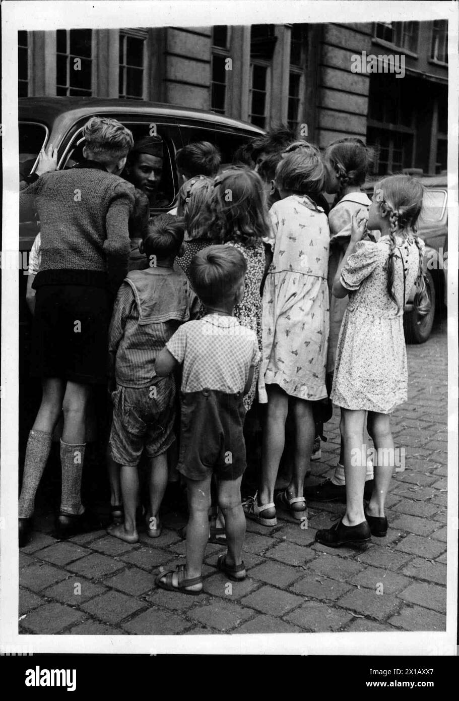 Children sieging of a black soldiers of the soldier, children sieging ...