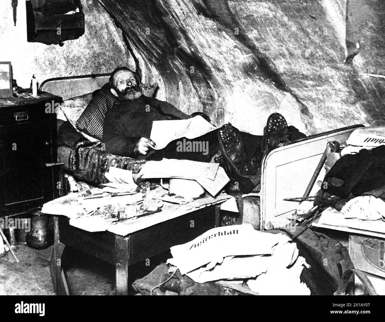 Poverty, adversity after the Second World War: slum, burrow, 1.11.1947 ...