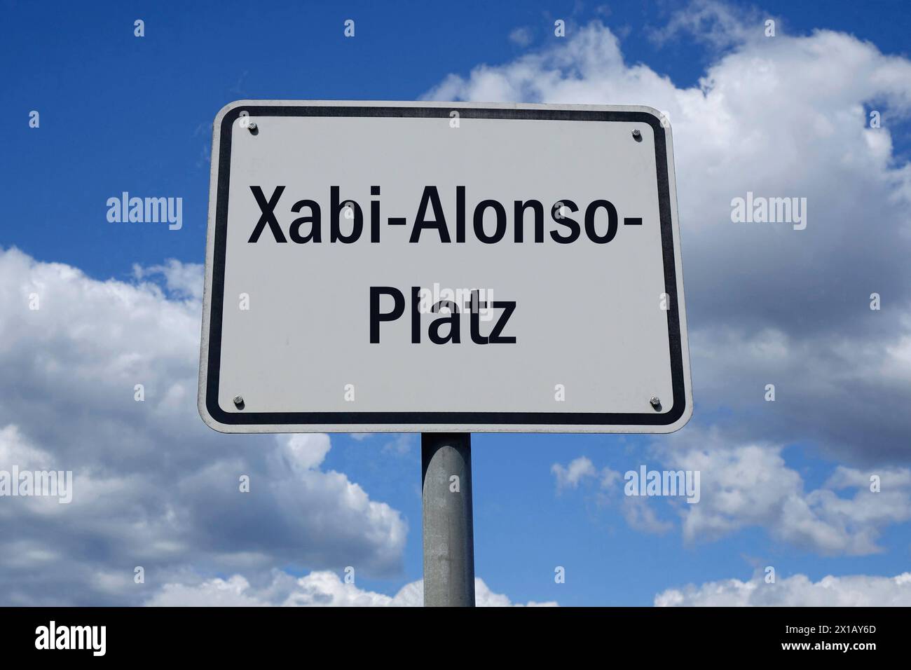 Strassenschild mit Xabi-Alonso-Platz Strassenschild mit Xabi-Alonso ...