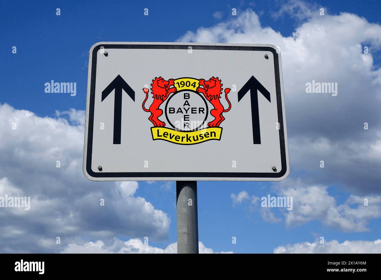 Wegweiser mit Logo von Bayer Leverkusen Wegweiser mit Logo von Bayer ...