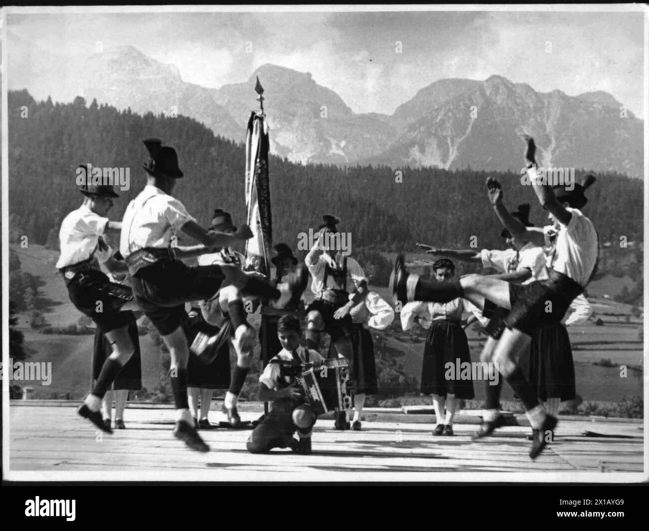 Traditional costume dance in Schladming, folk dance group "Dachsteiner ...