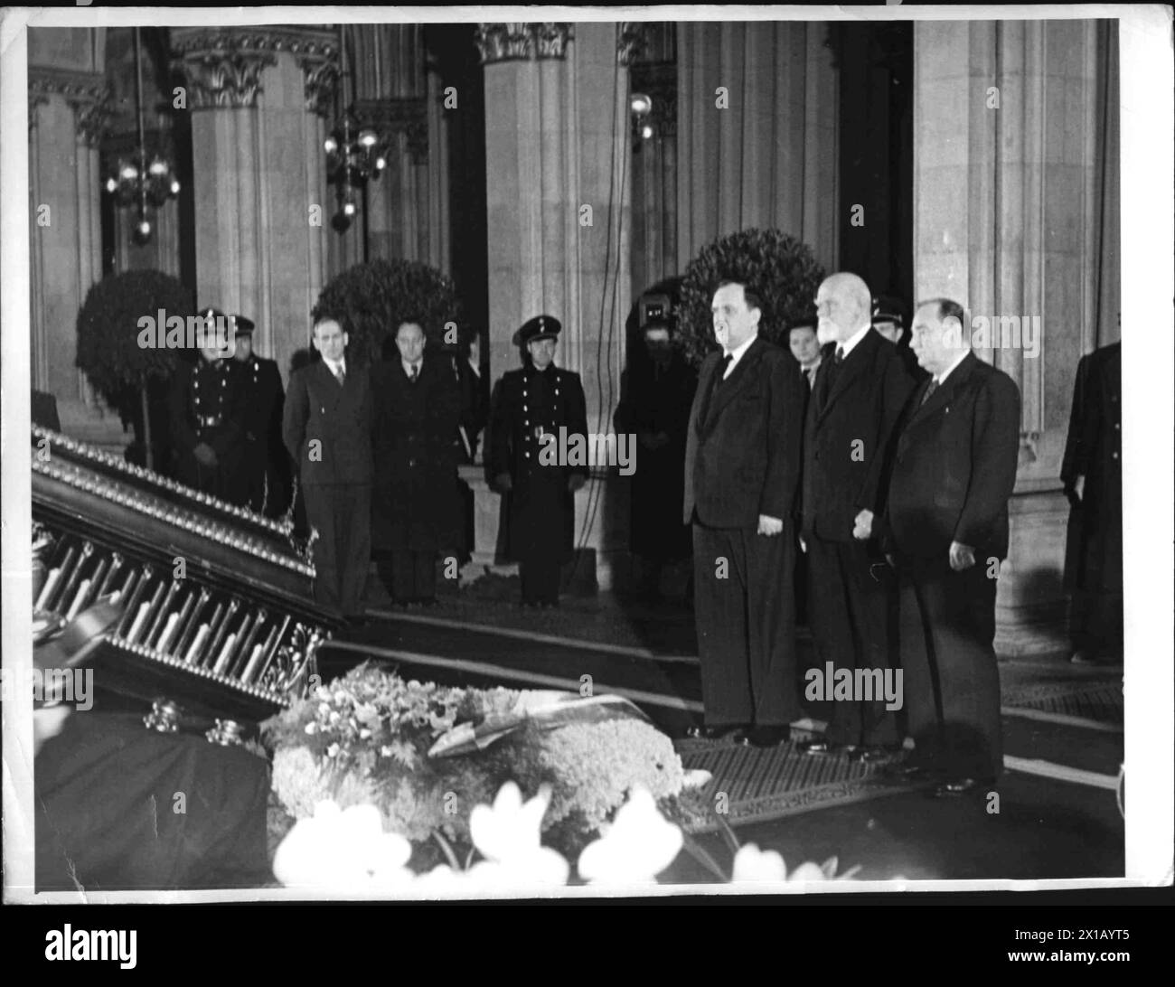 Farewell of Federal President racer, wreath-laying ceremony in front of ...