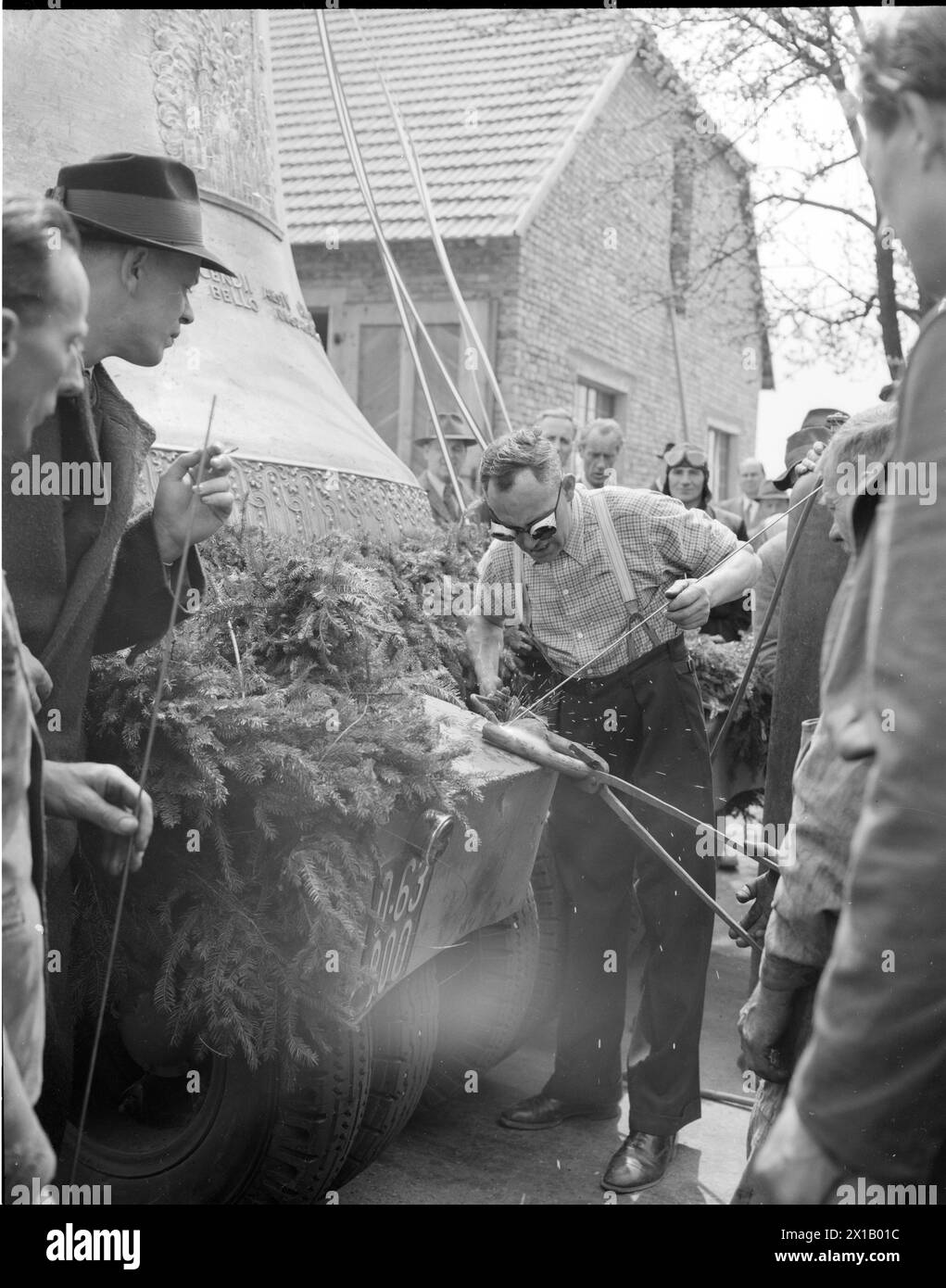 Transport of the Pummerin from Linz to Vienna, repair of a articular ...
