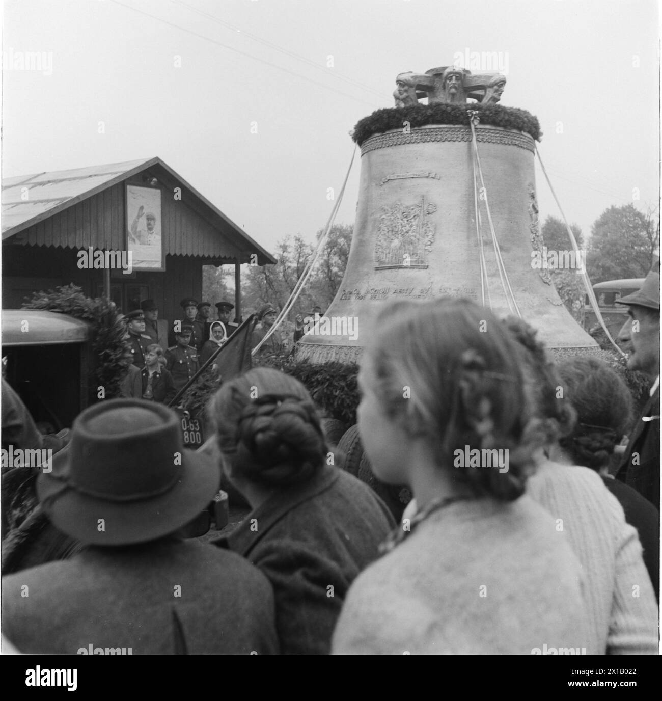 Conveyance of the Pummerin of Linz to Vienna, at the demarcation line ...