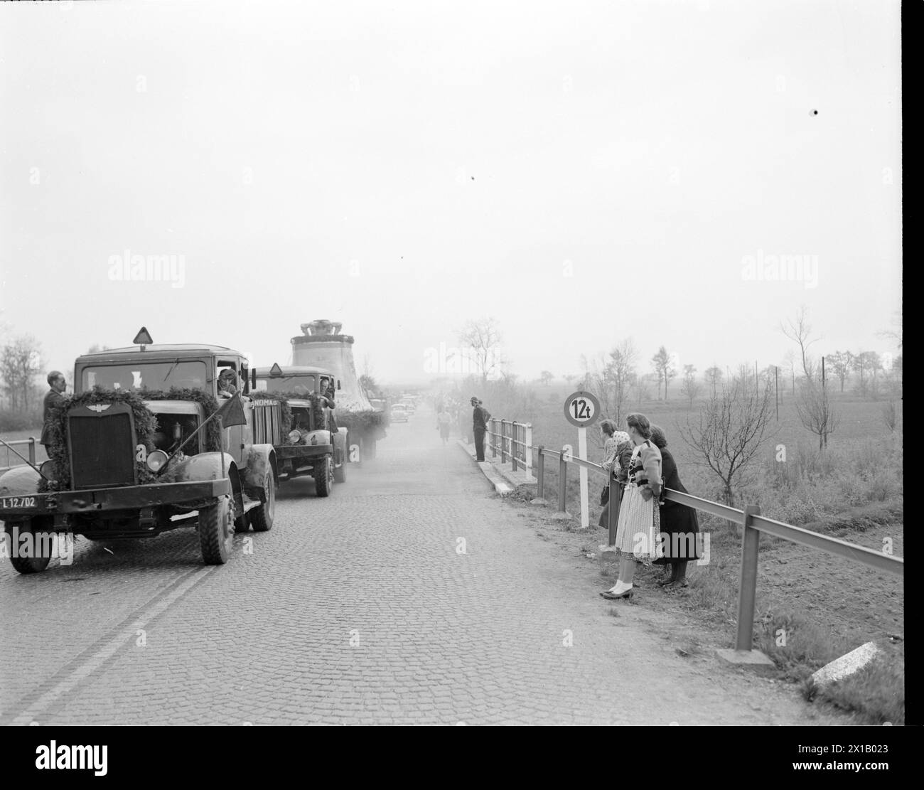 Transport of the Pummerin from Linz to Vienna, at the demarcation line ...