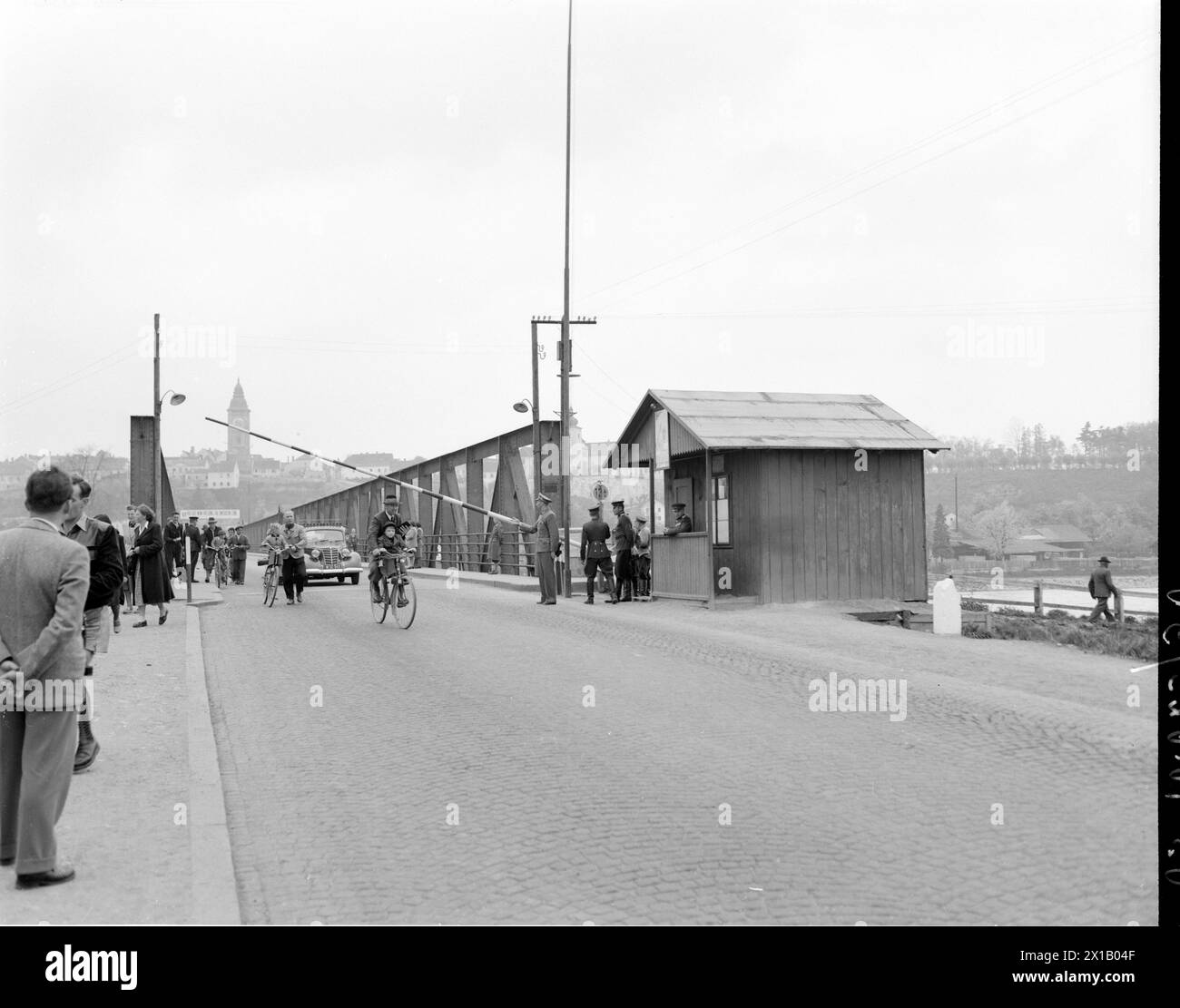 Transport of the Pummerin from Linz to Vienna, view towards the ...
