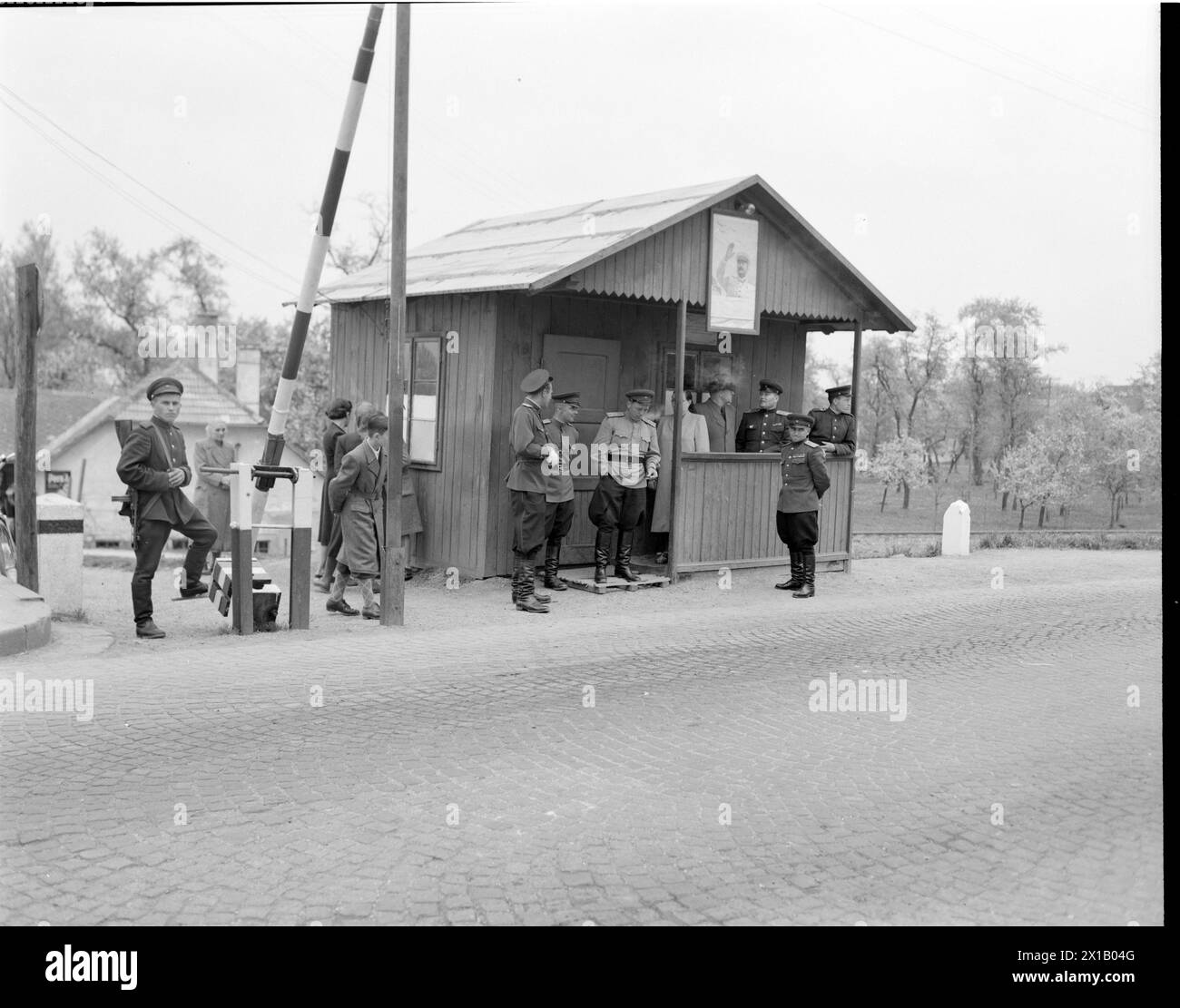 Transport of the Pummerin from Linz to Vienna, post at the demarcation ...