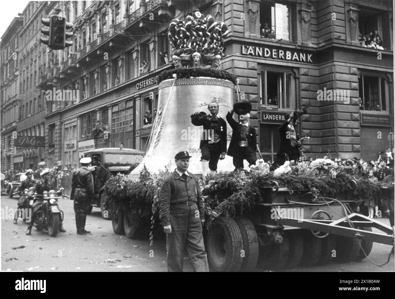 Entry of the Pummerin in Vienna, 26.04.1952 - 19520426 PD0002 ...