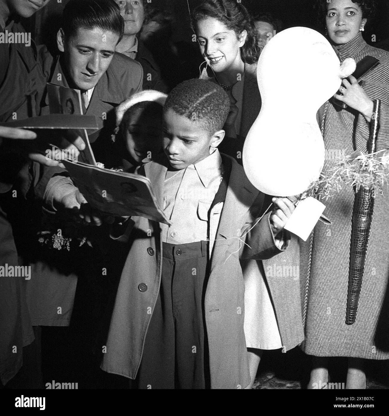 Volksoper (opera), child actor George Royston junior writing autograph ...
