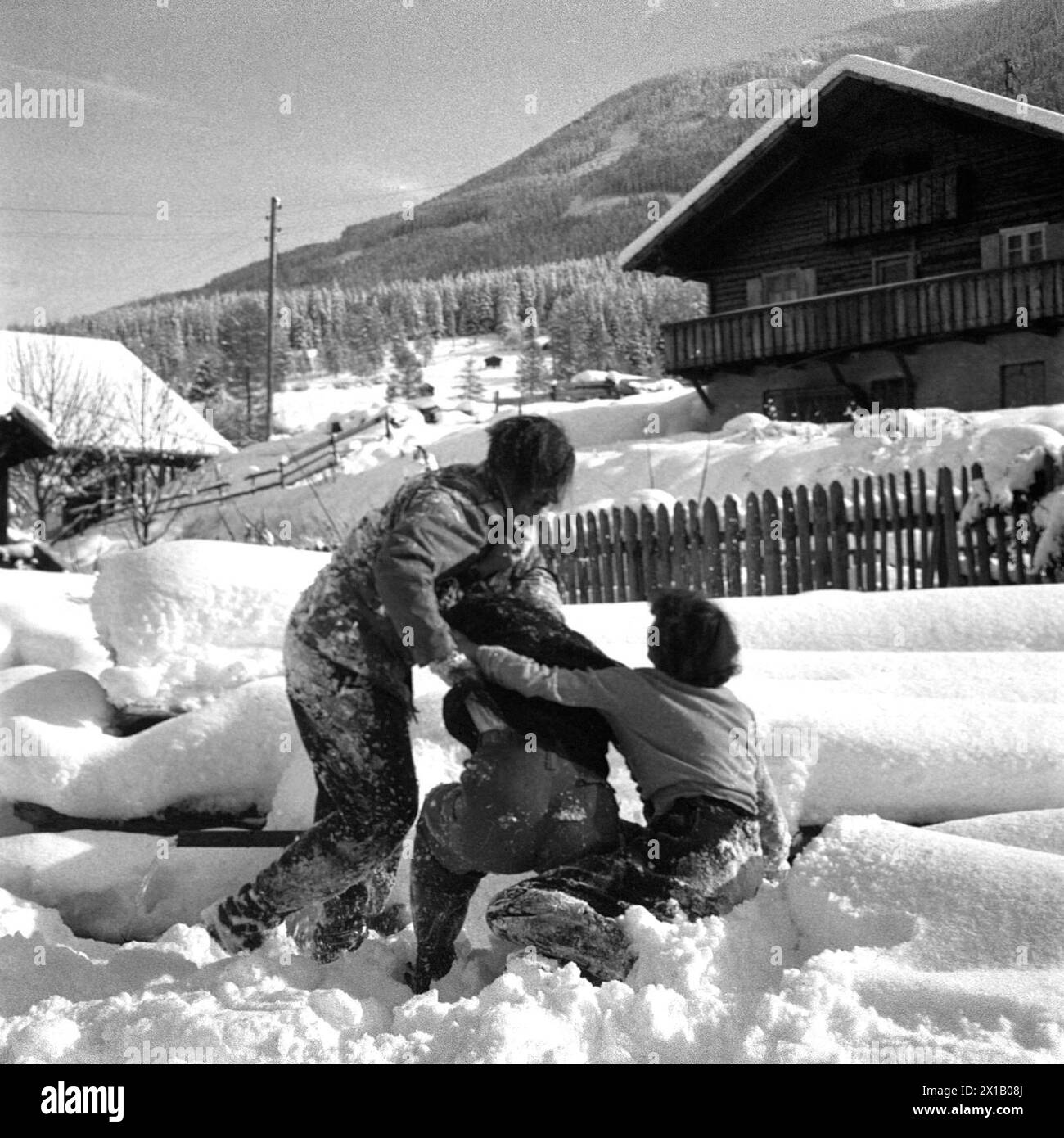 Skier 1950s hi-res stock photography and images - Alamy