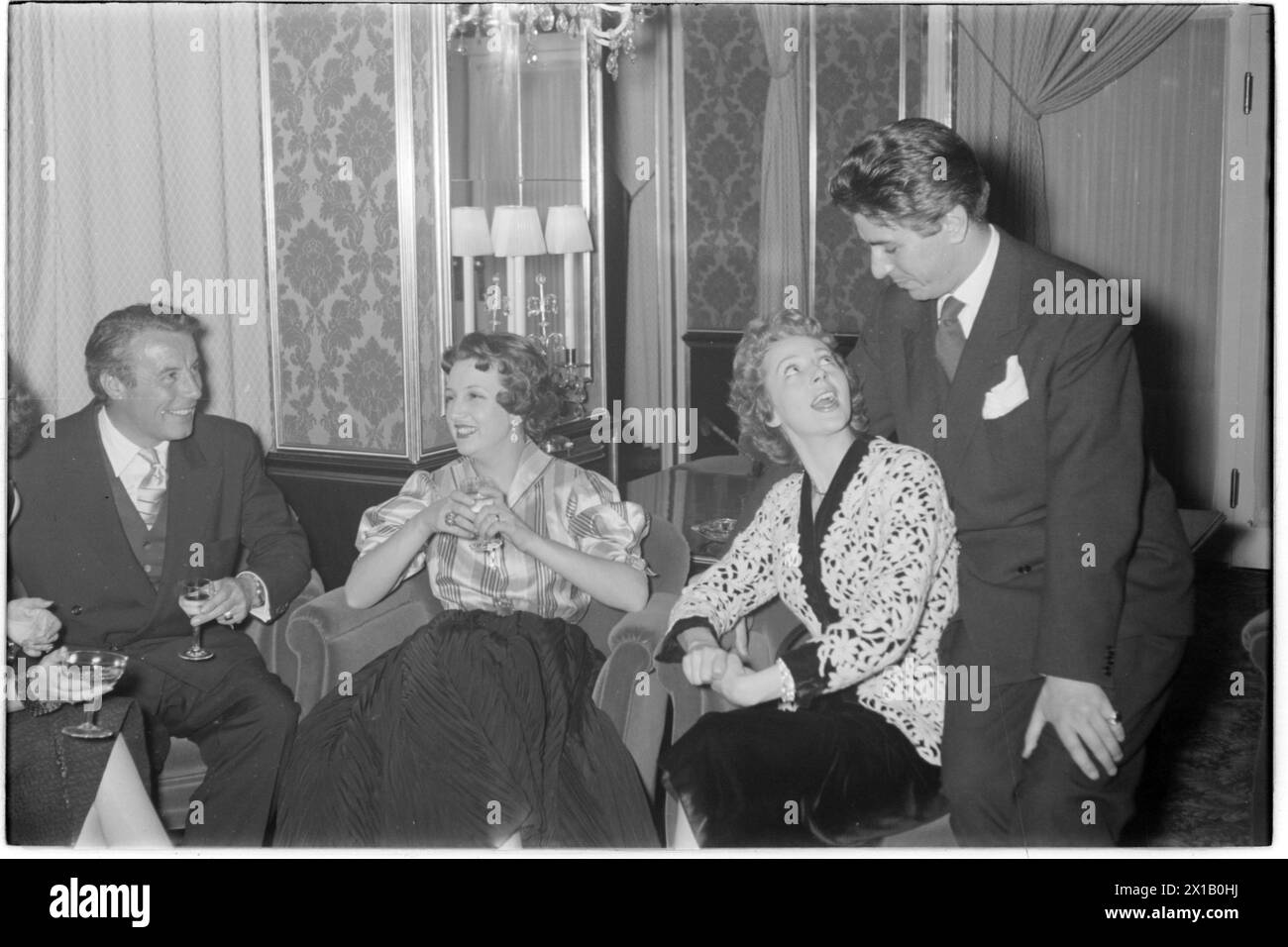Conversation cozy Black and White Stock Photos & Images - Alamy