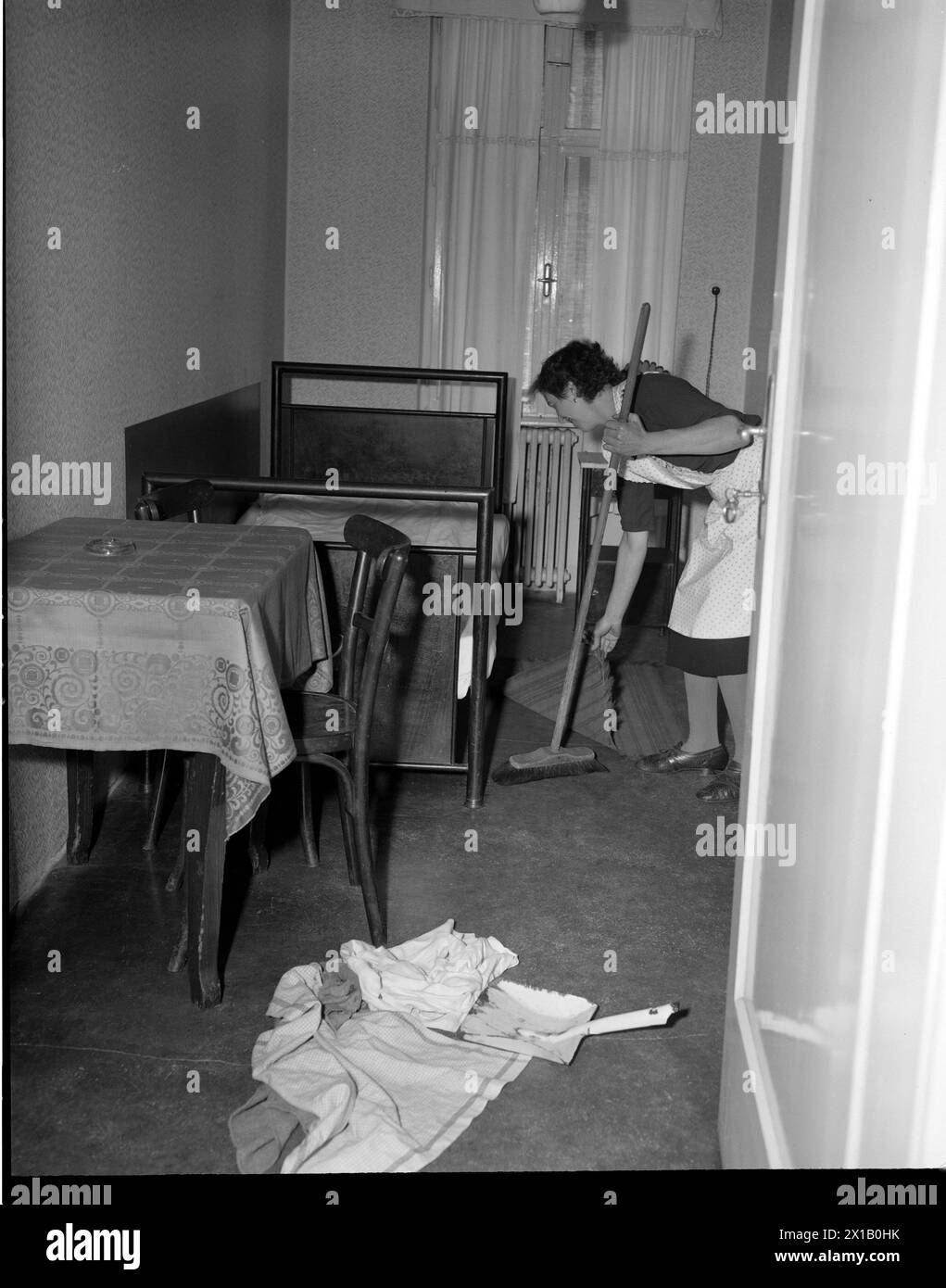 Black maid 1950s hi-res stock photography and images - Alamy