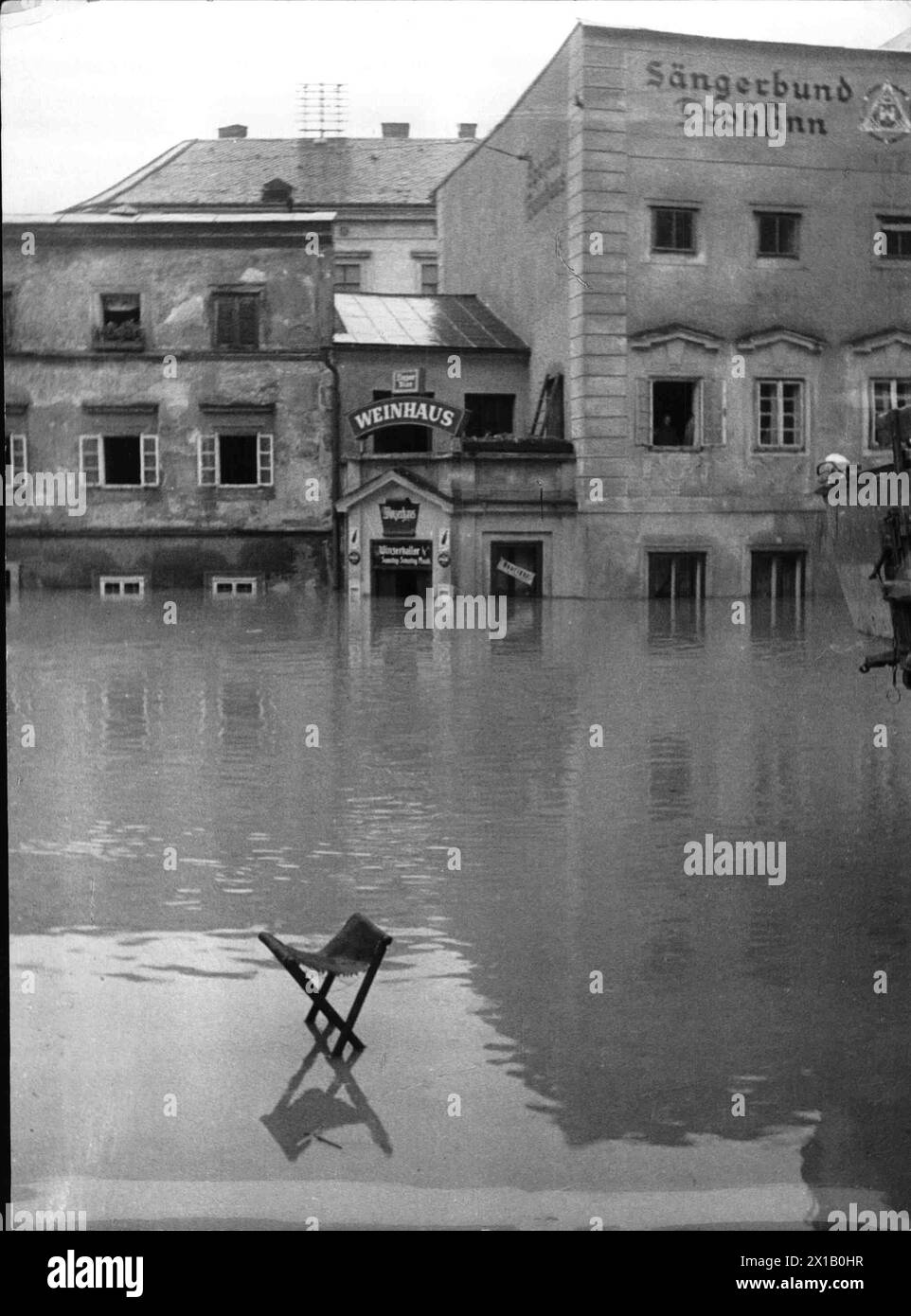 High tide in Linz, flood streets, houses standing - across the window ...