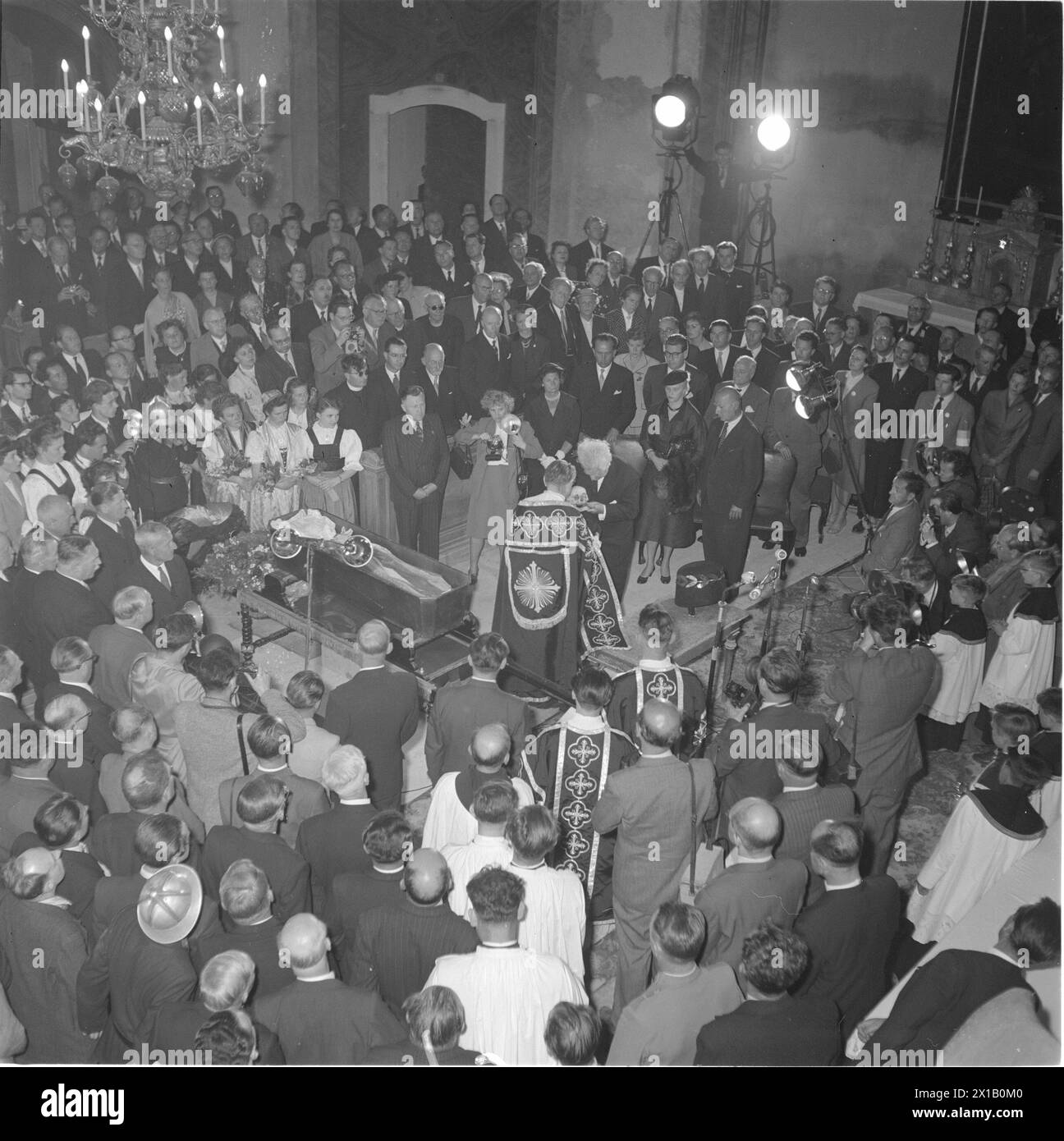 1950s church service hi-res stock photography and images - Alamy