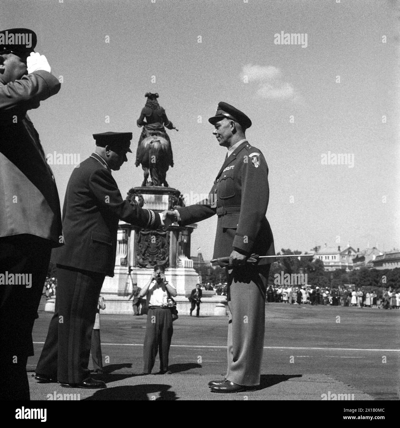 American soviet soldier handshake hi-res stock photography and images ...