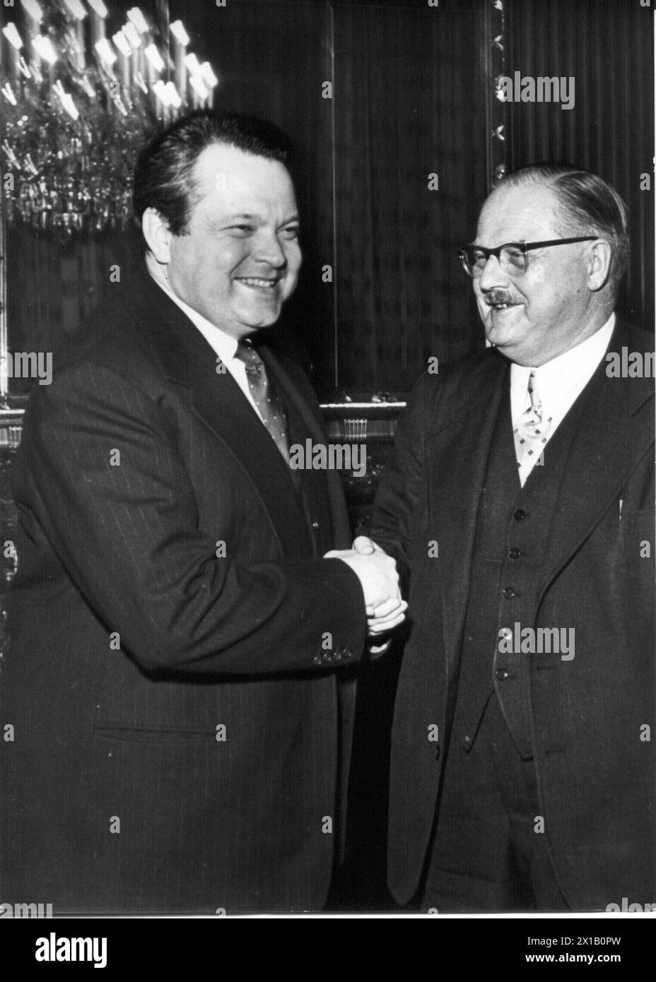 Julius Raab and Orson Welles, handshake between Bundeskanzler Raab and ...