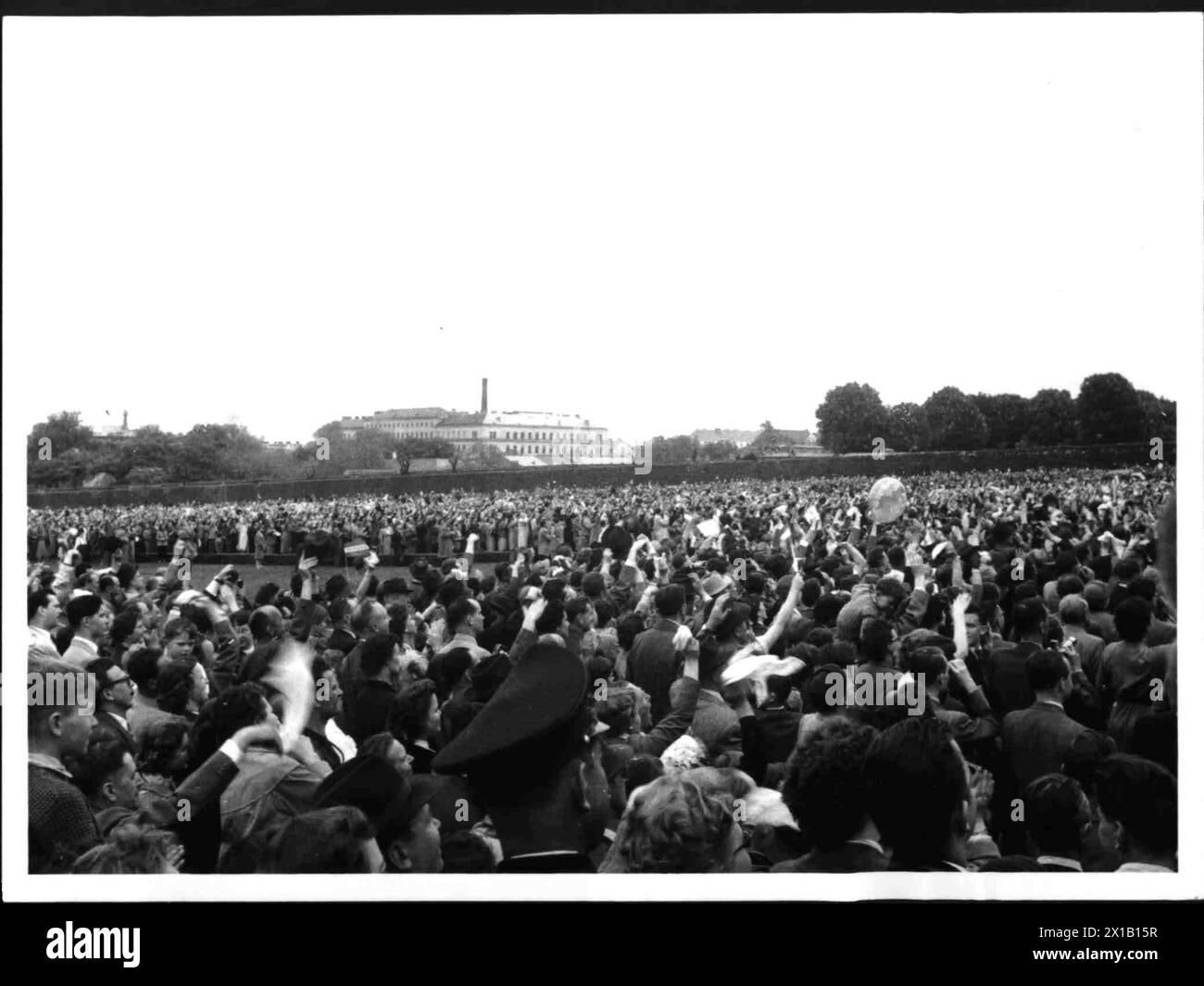 Treaty, The jubilantly crowd in the garden of castle Belvedere, 15.05. ...