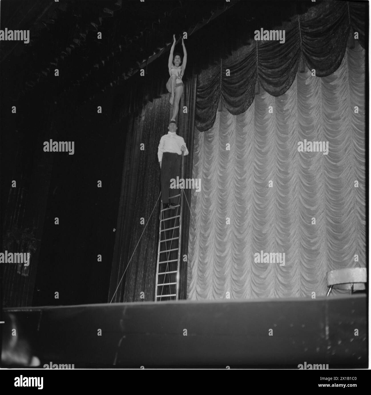 Trapeze act on the stage. initiation of the Ronacher, 02.12.1955 ...