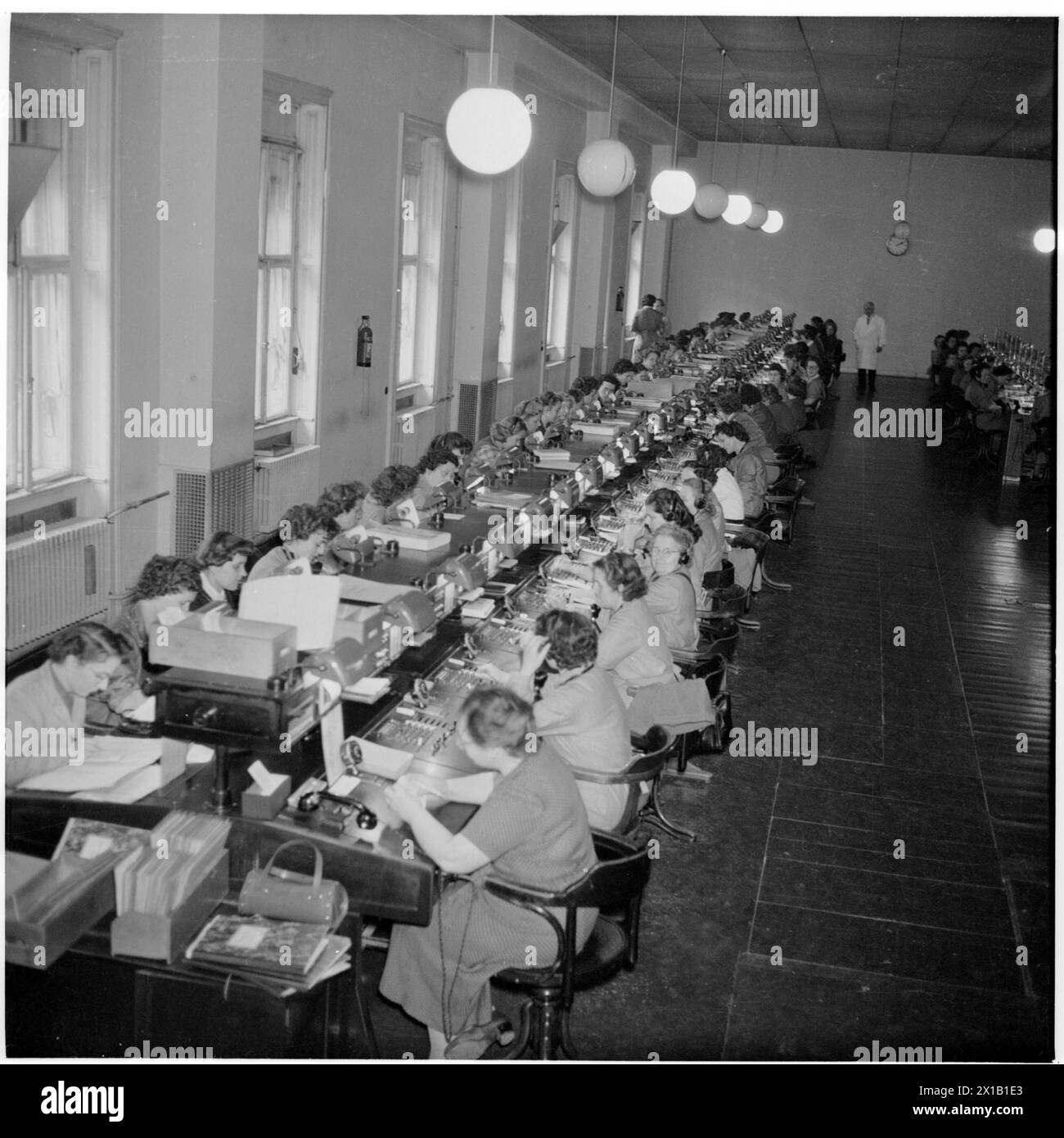 Telephone operators 1950s hi-res stock photography and images - Alamy