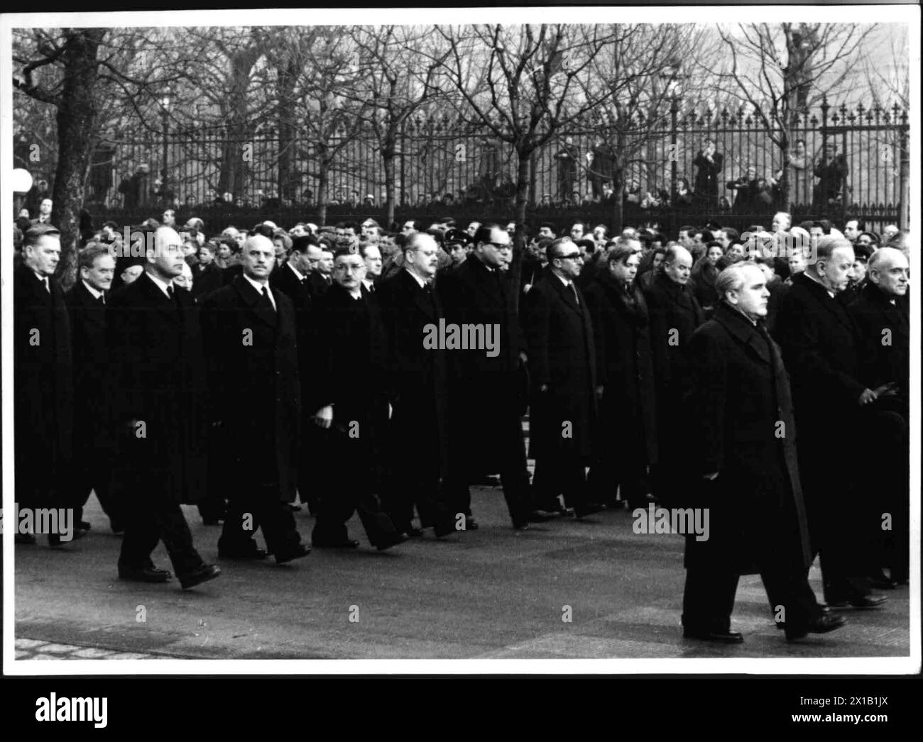 1950s funeral procession hi-res stock photography and images - Alamy