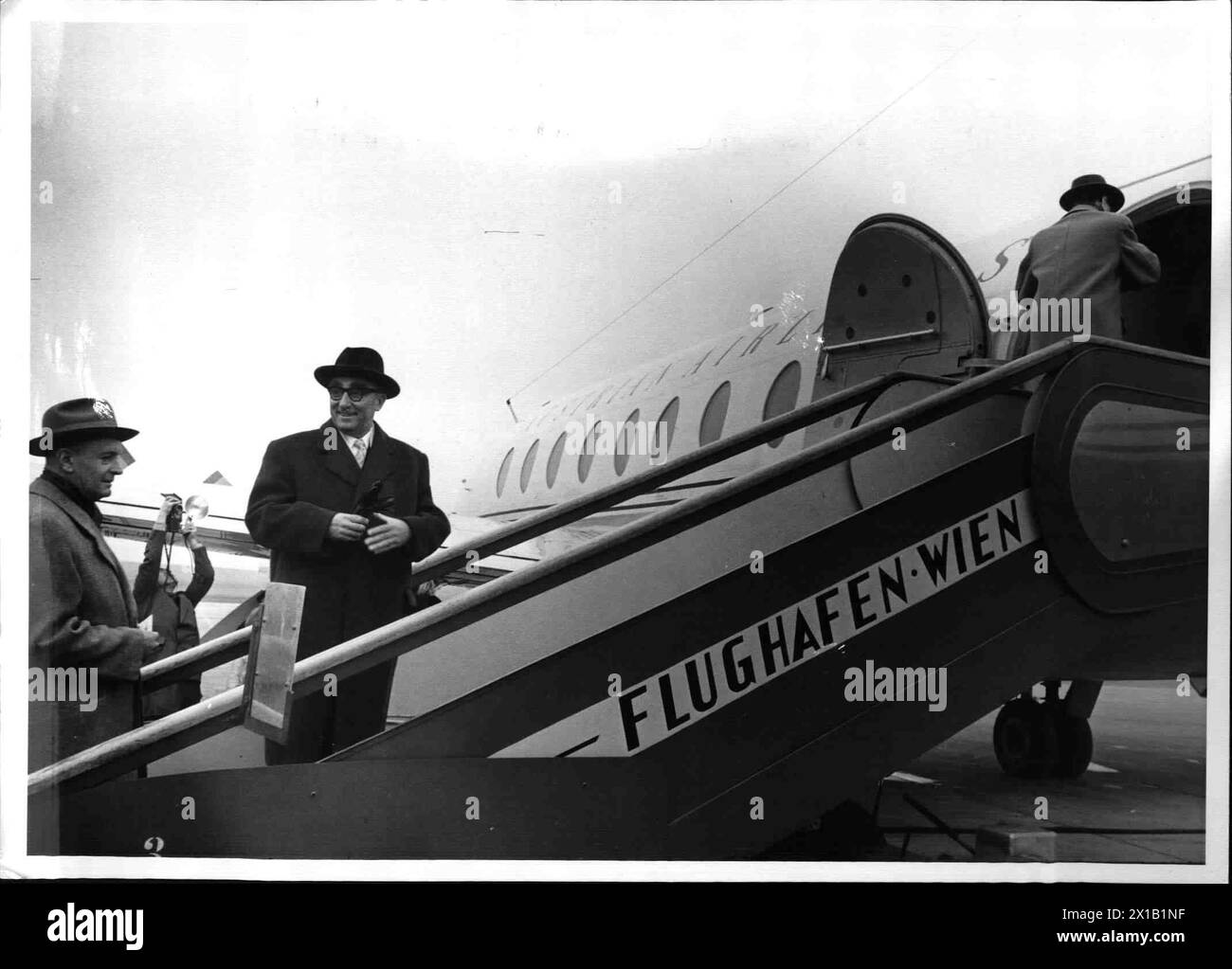 First Austrian Airlines flight to London, minister of transport ...